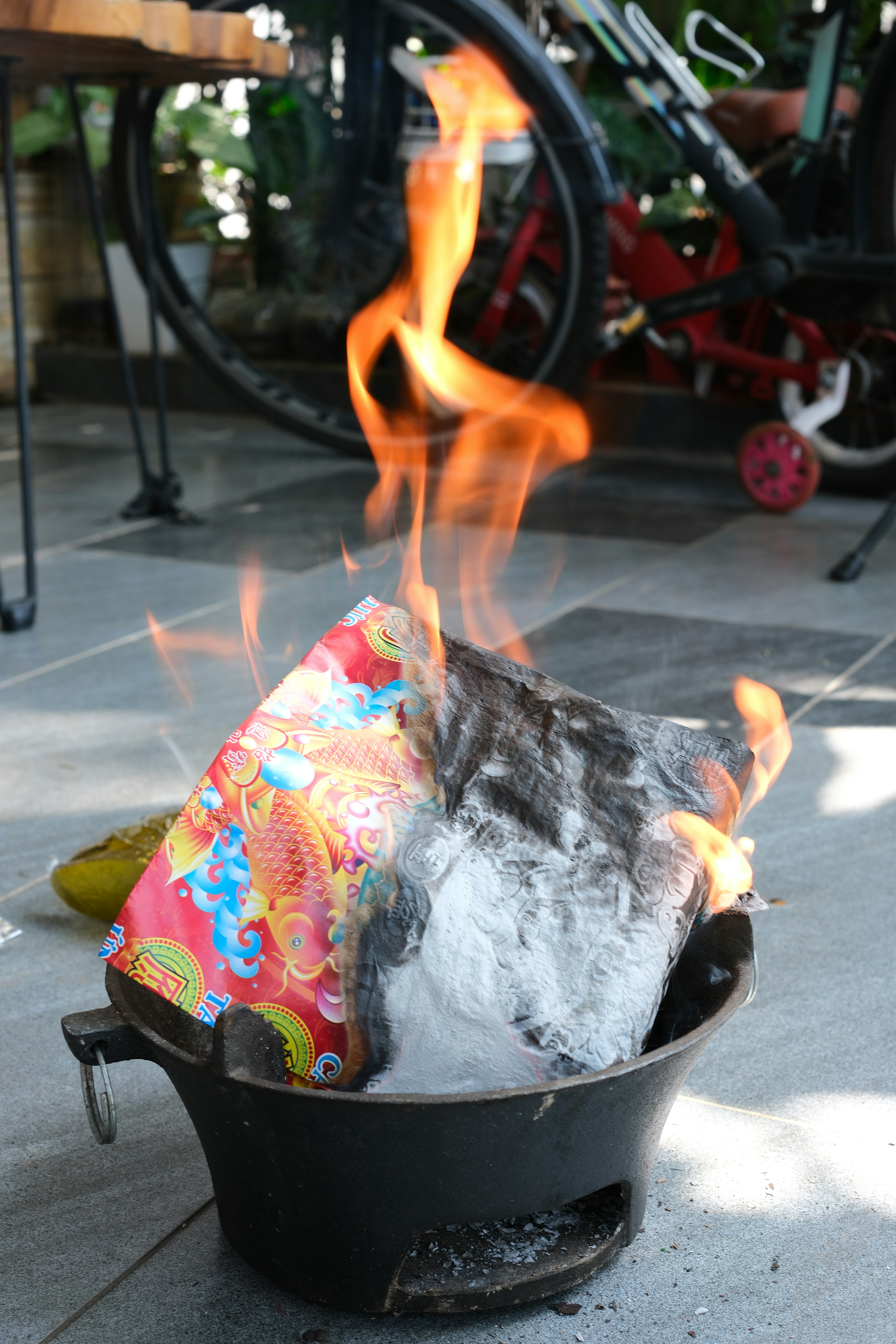 A fire burning in a pot on the ground photo – Free Fire Image on Unsplash