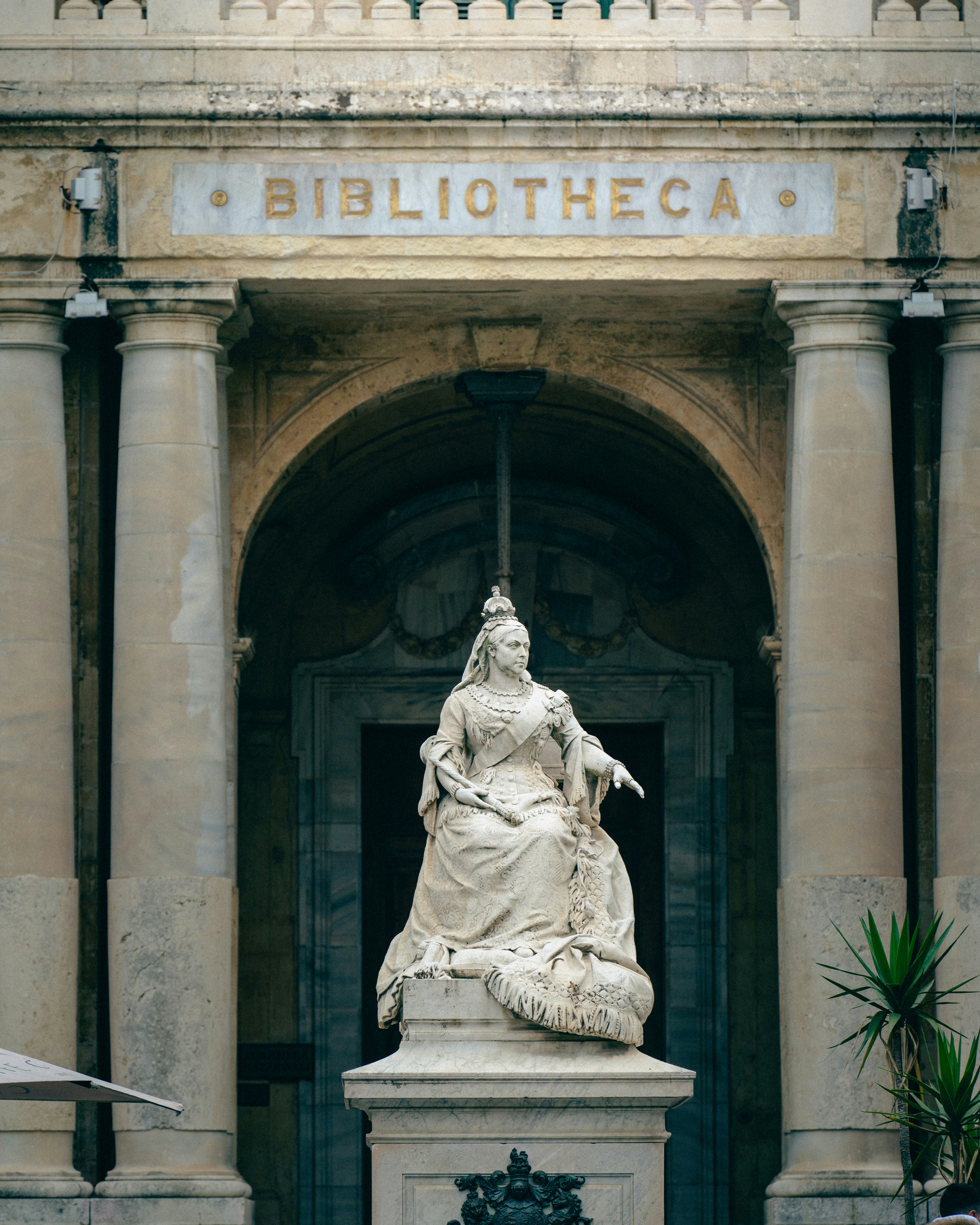 Stone Queen at the Biblioteca Arch: a quiet centerpiece