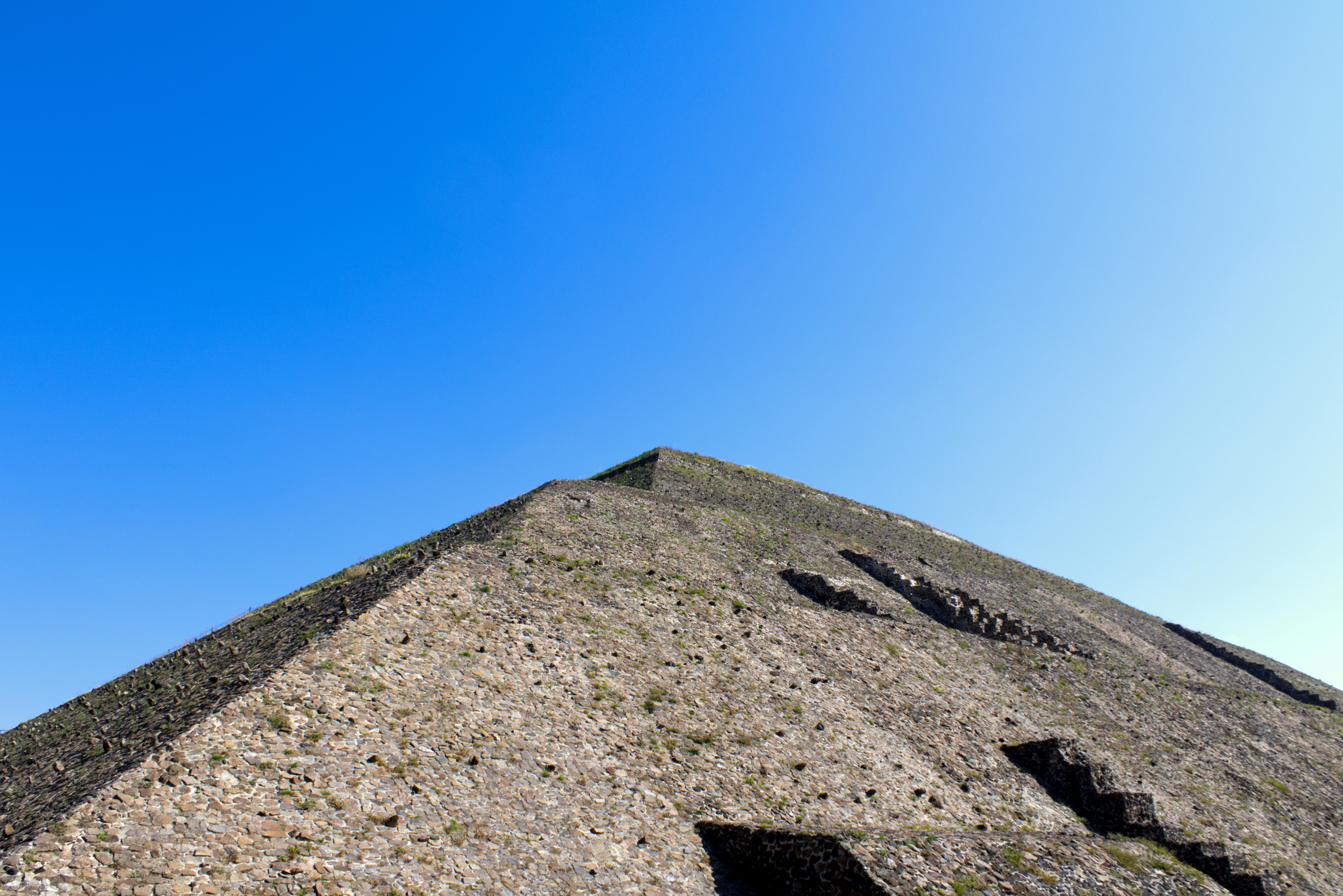 A very tall pyramid with a sky background photo – Free Teotihuacan ...