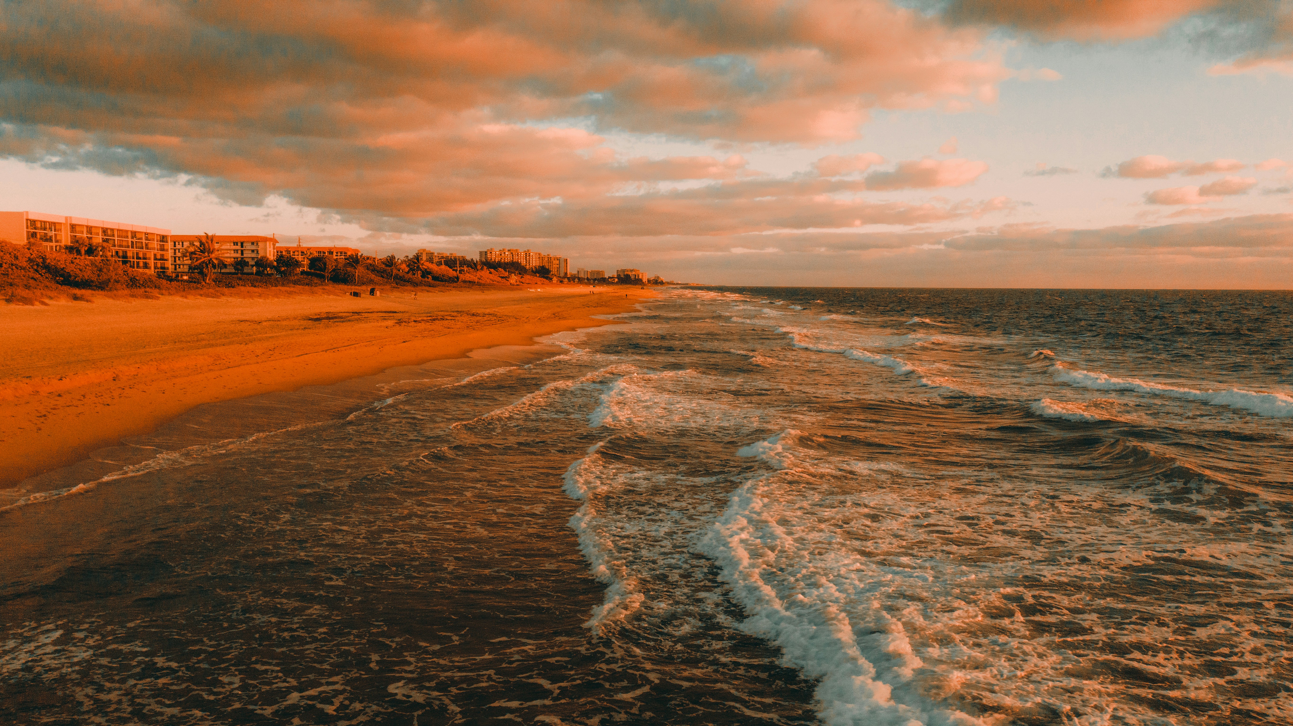Sunlit Shores Embrace the Twilight