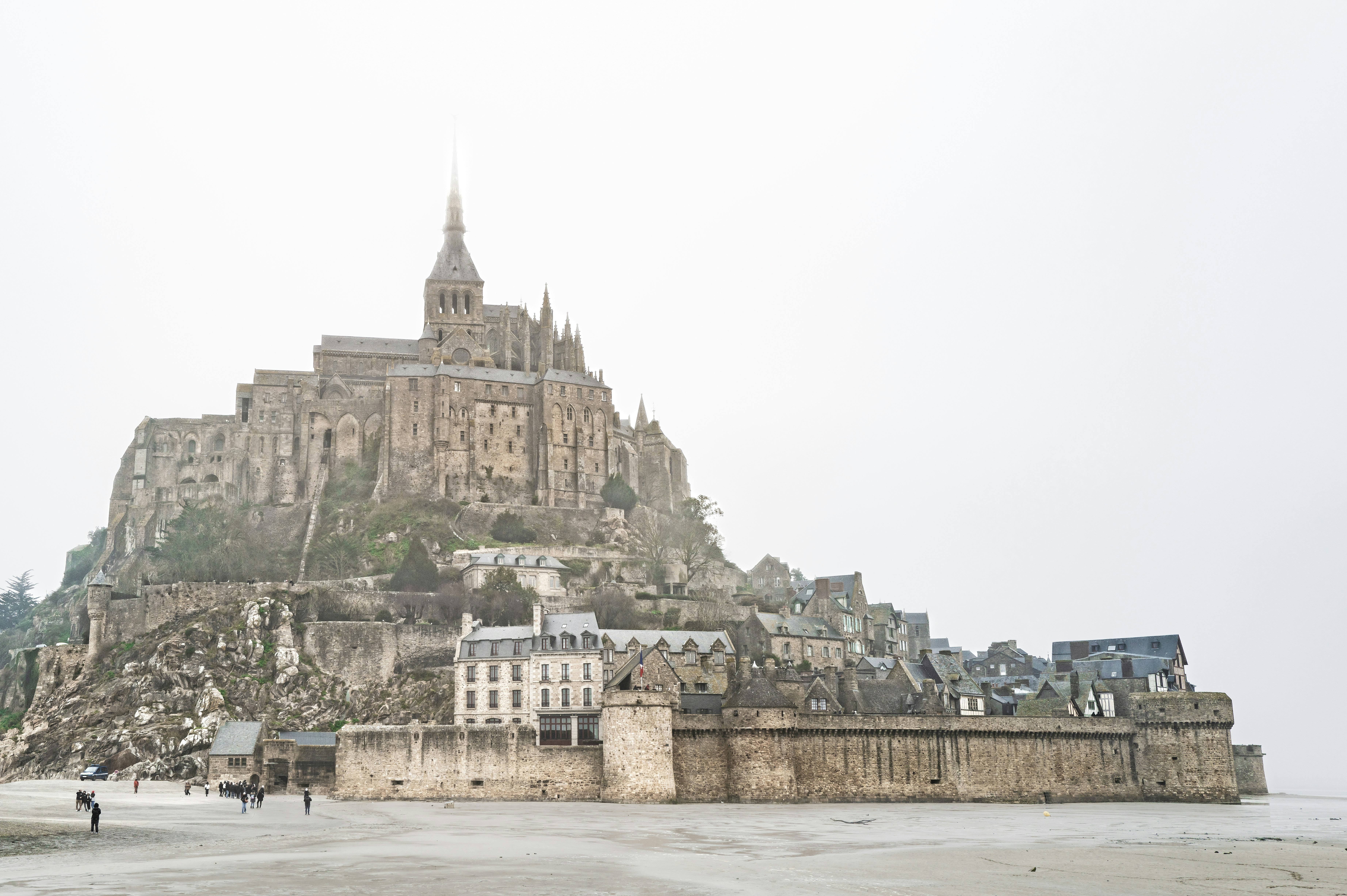 A very large castle sitting on top of a hill photo – Free ...