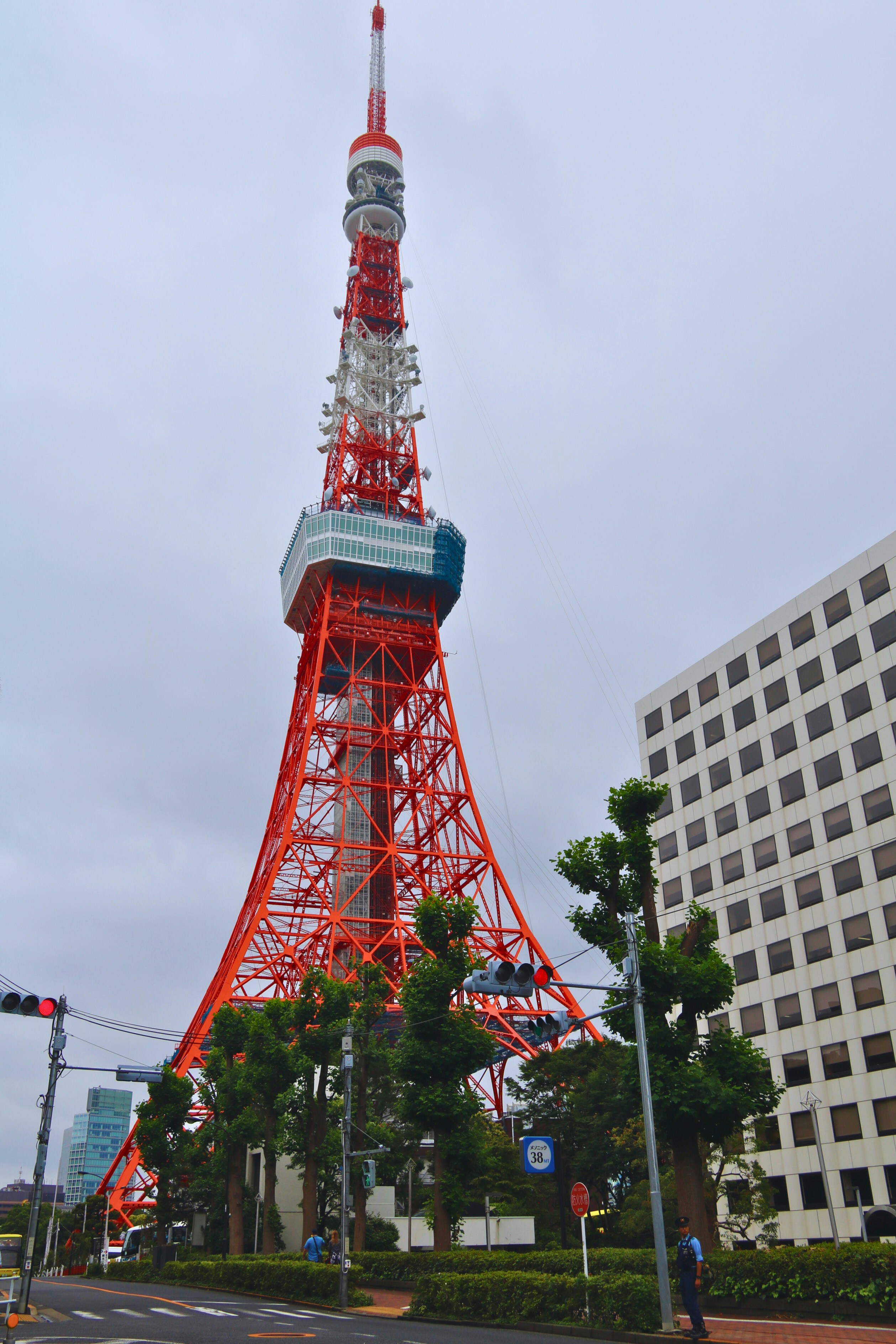A very tall red tower sitting in the middle of a street photo – Free ...