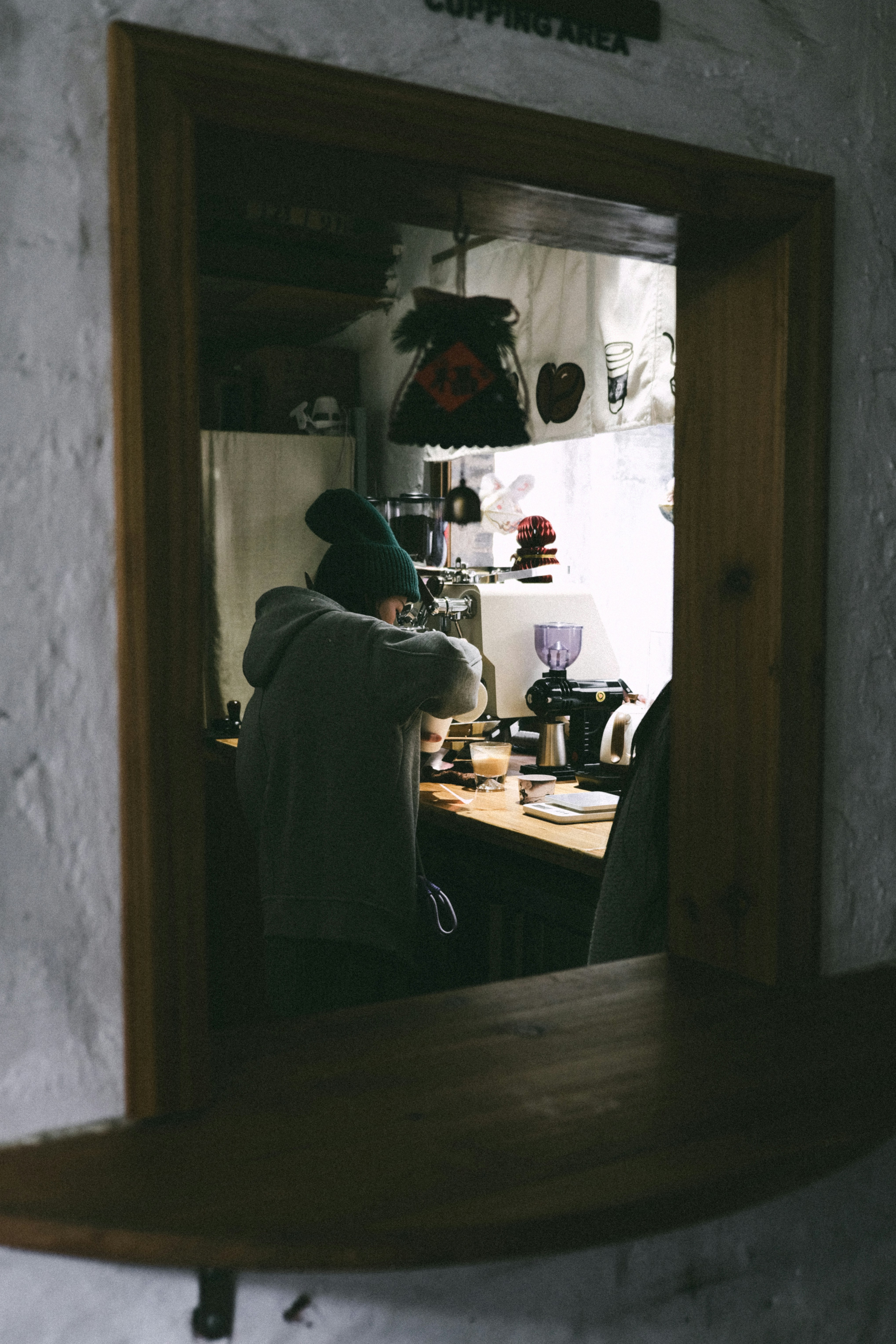 Steam and Quiet Focus at a Hidden Café Counter