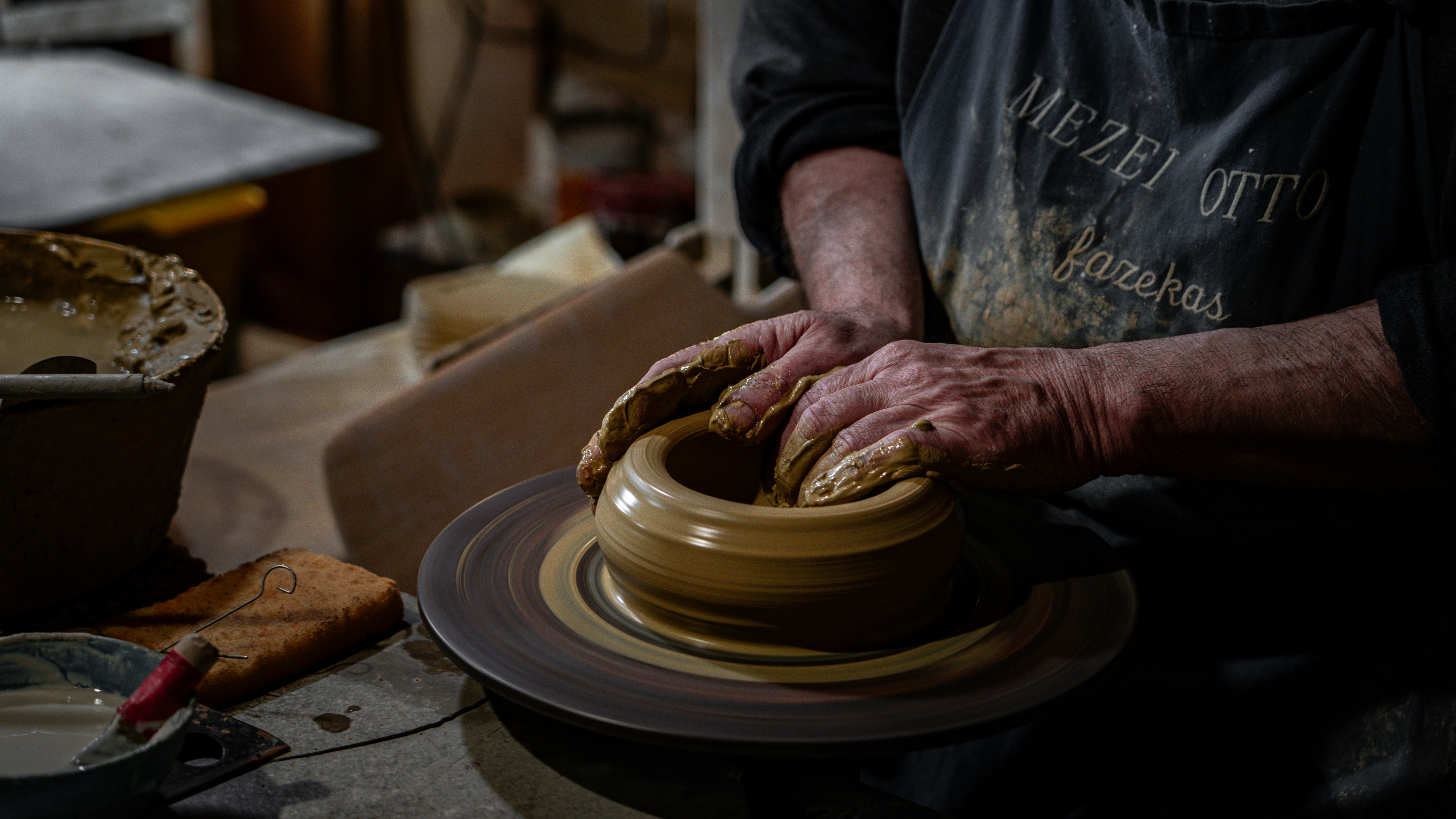 Un homme fabrique un pot sur un tour de potier photo – Image gratuite ...