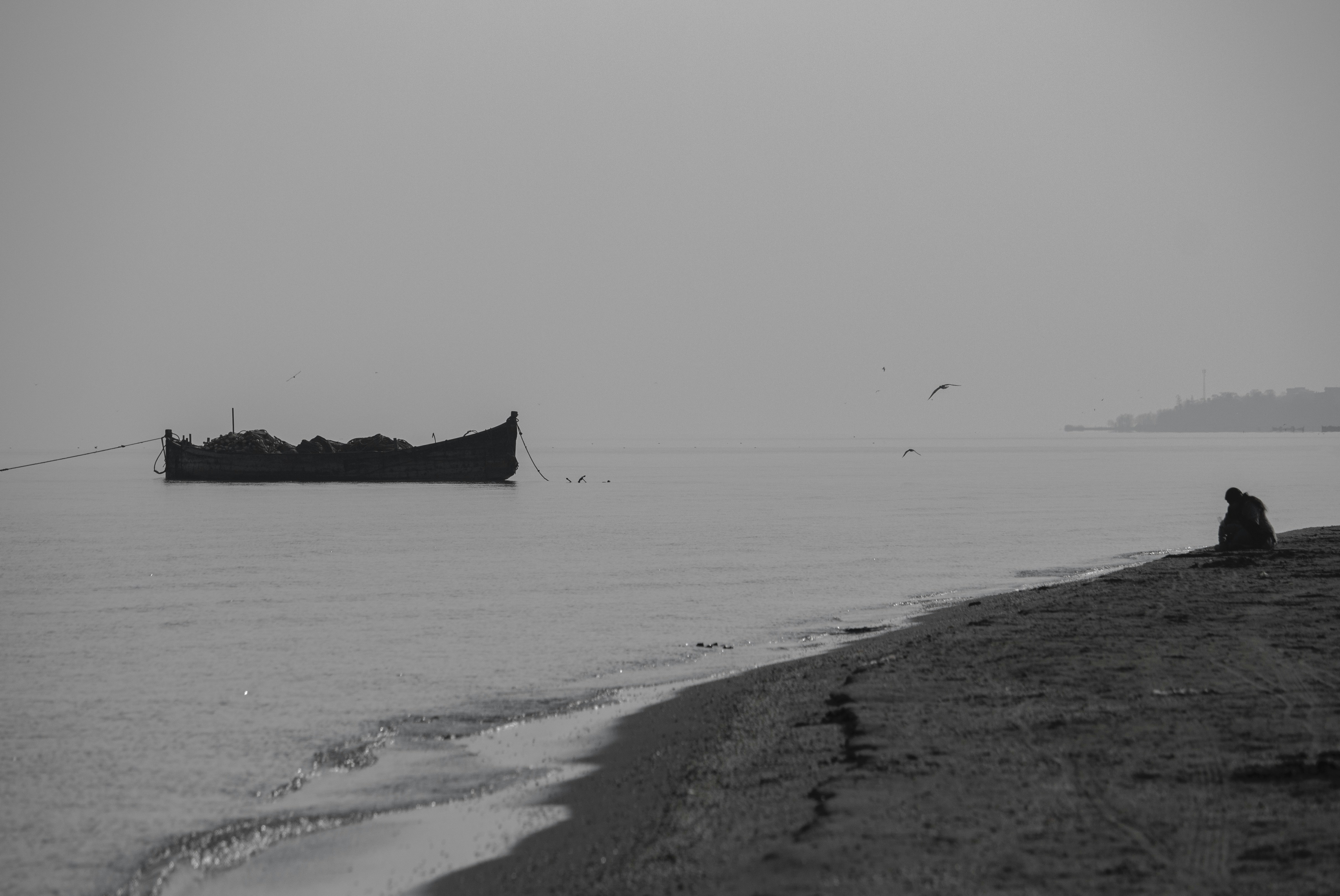 A black and white photo of a boat in the water photo – Free Chaboksar ...