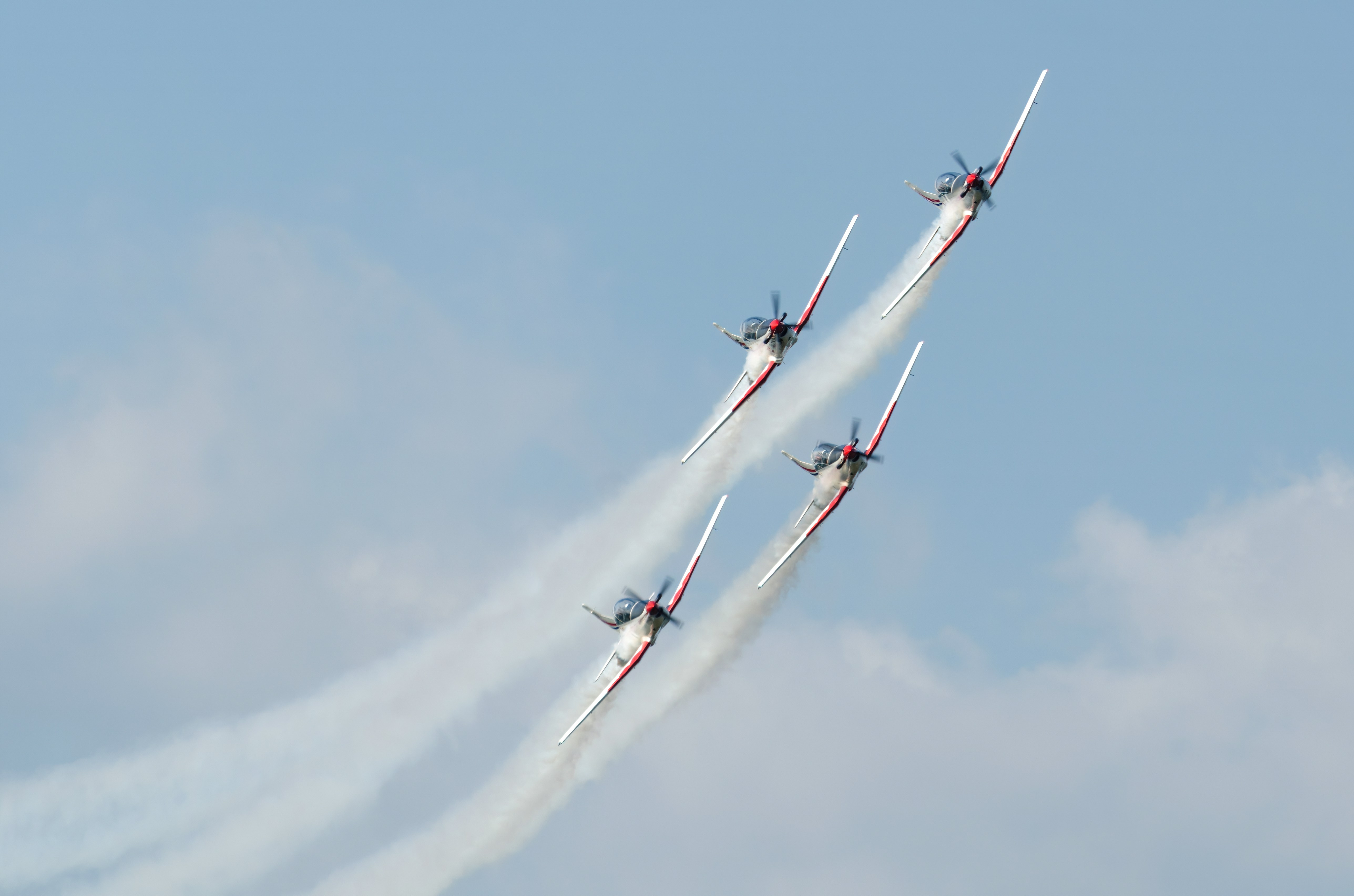 Deux avions volent dans le ciel laissant une traînée de fumée derrière ...
