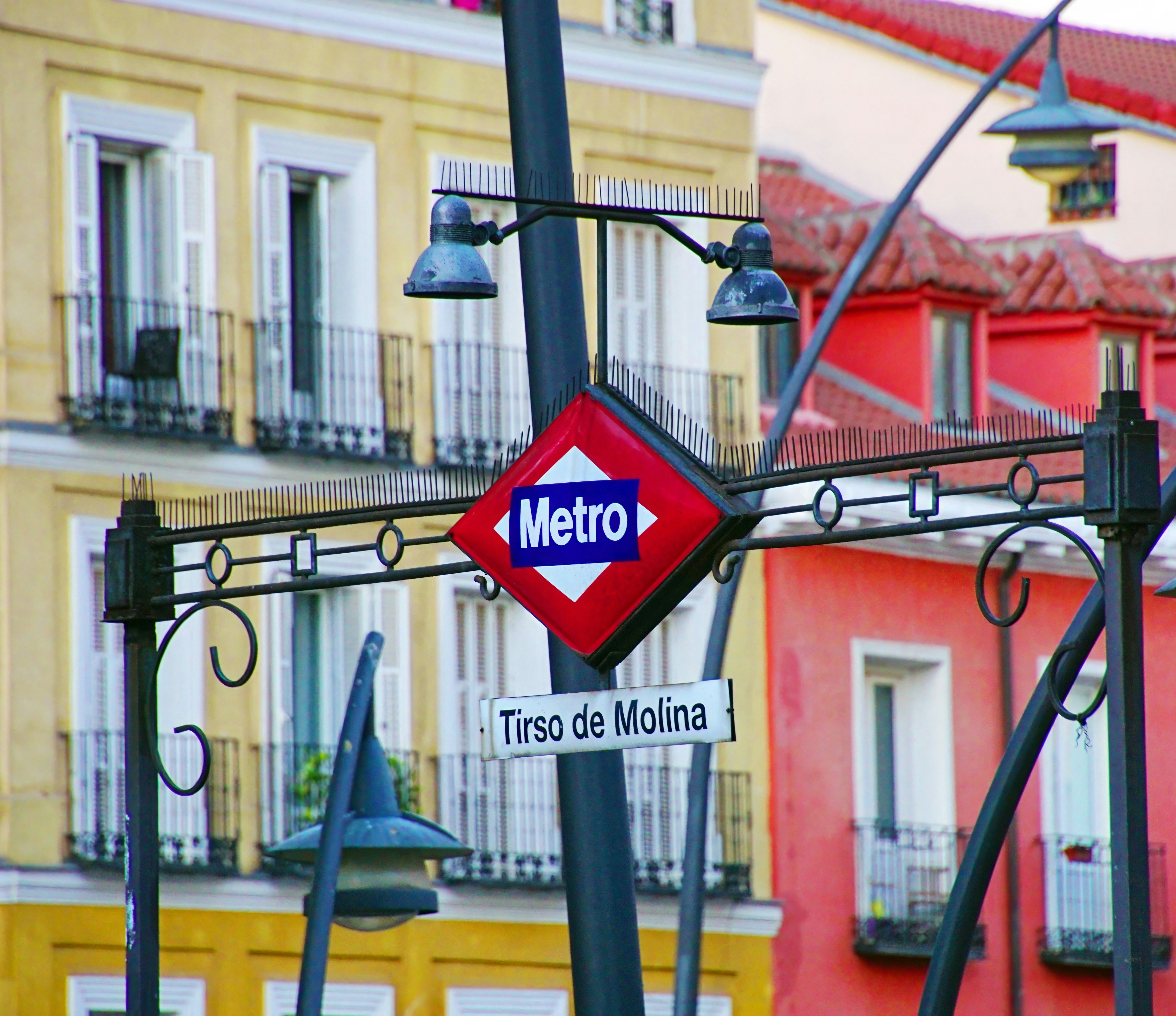 A metro sign hanging off the side of a building photo – Free Madrid ...