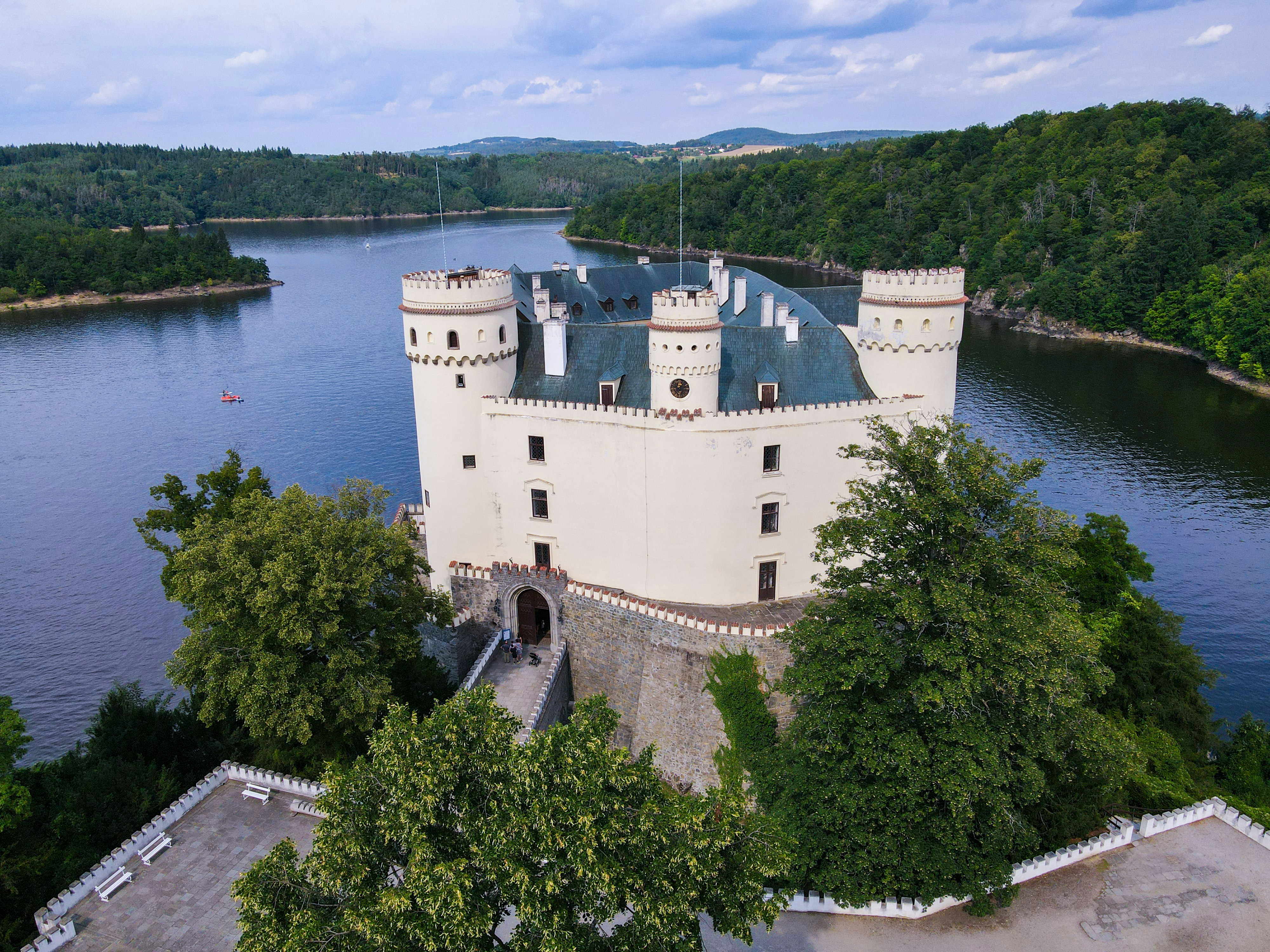 Ivory Fortress at Lake's Heart: An Island Castle Surrounded by Pines