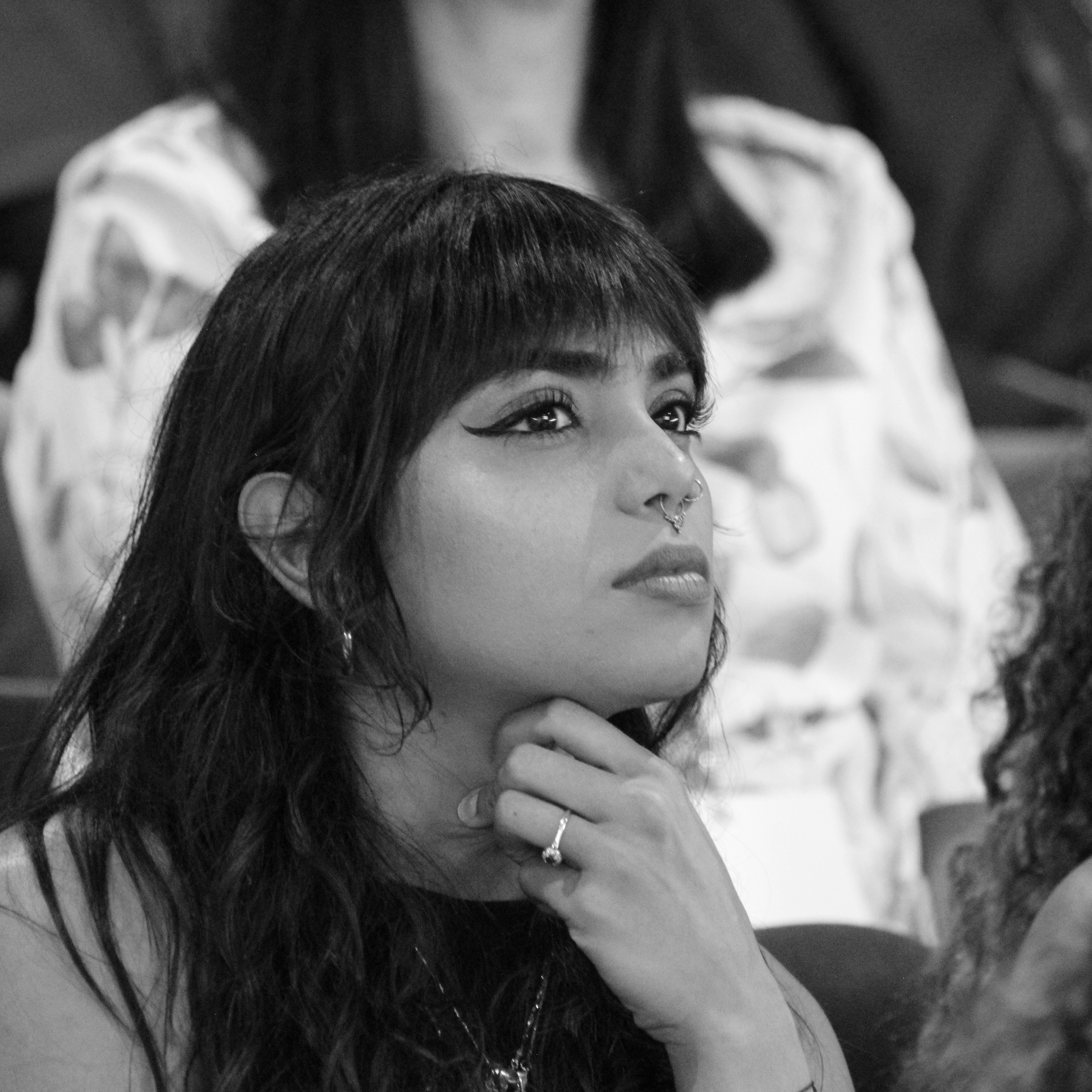 Una mujer sentada frente a una multitud de personas foto – Imagen de ...