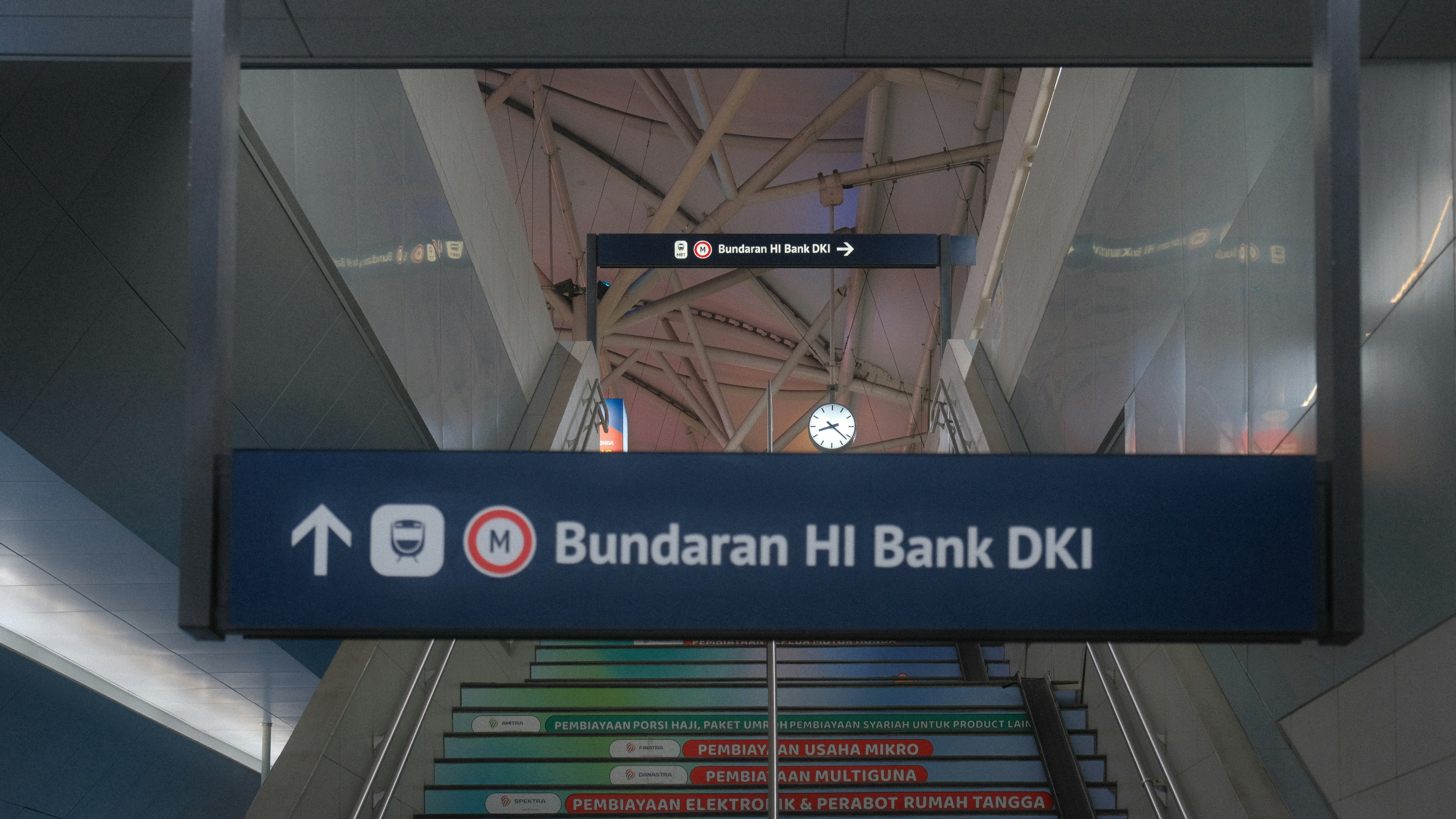 An escalator with a sign that says bundarran hi bank dx photo – Free ...