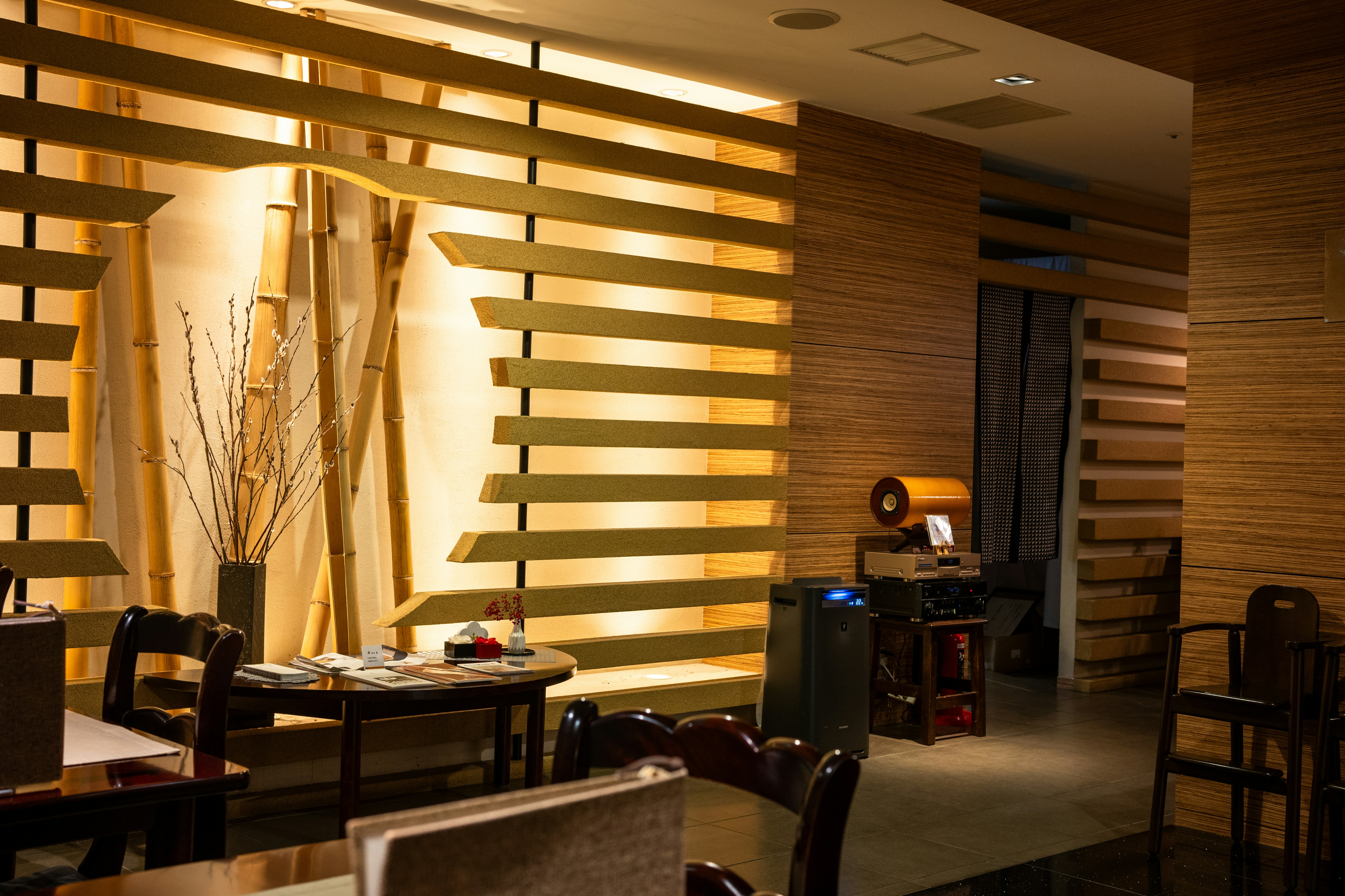 A dining room with a lot of tables and chairs photo – Free Building ...