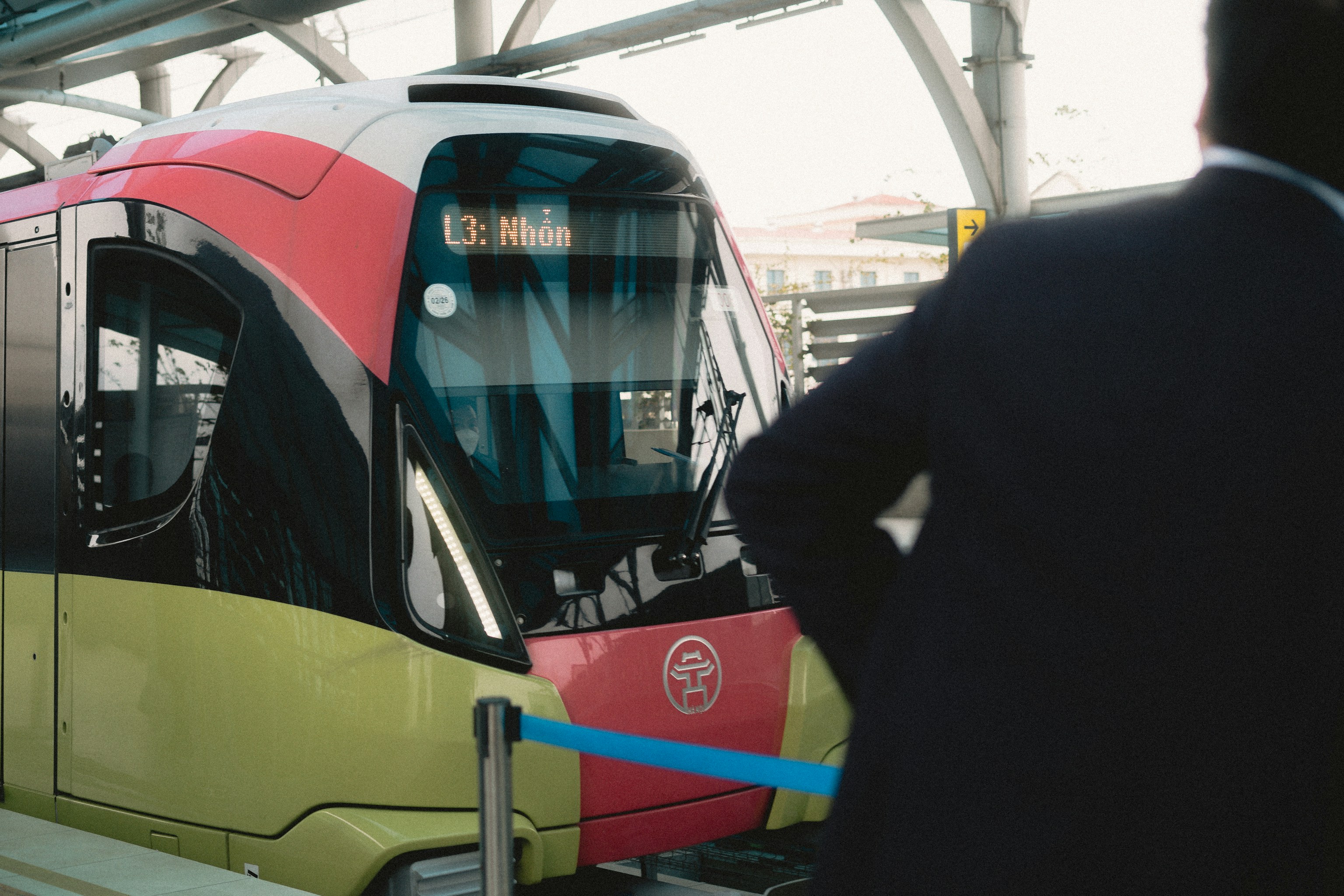 A man standing next to a train at a train station photo – Free Man ...
