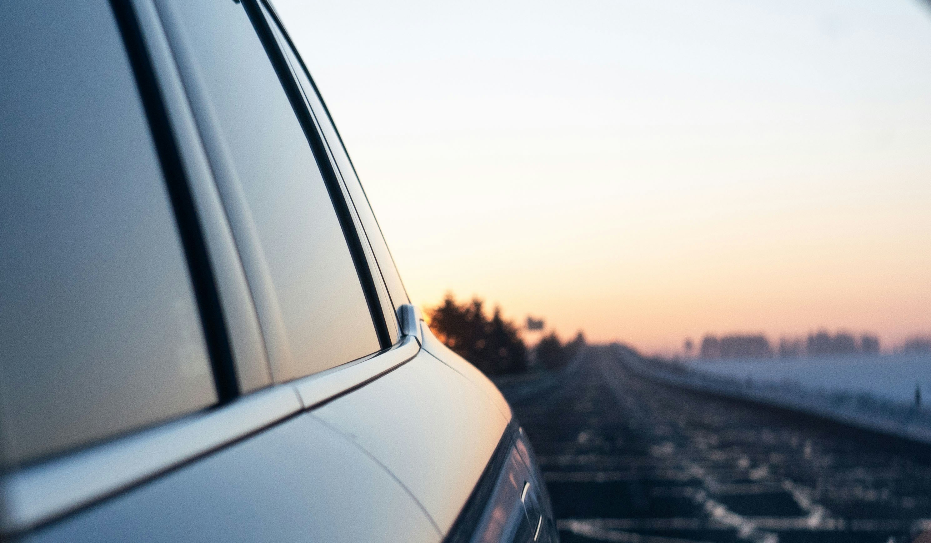 A rear view mirror of a car on a road photo – Free Car Image on Unsplash