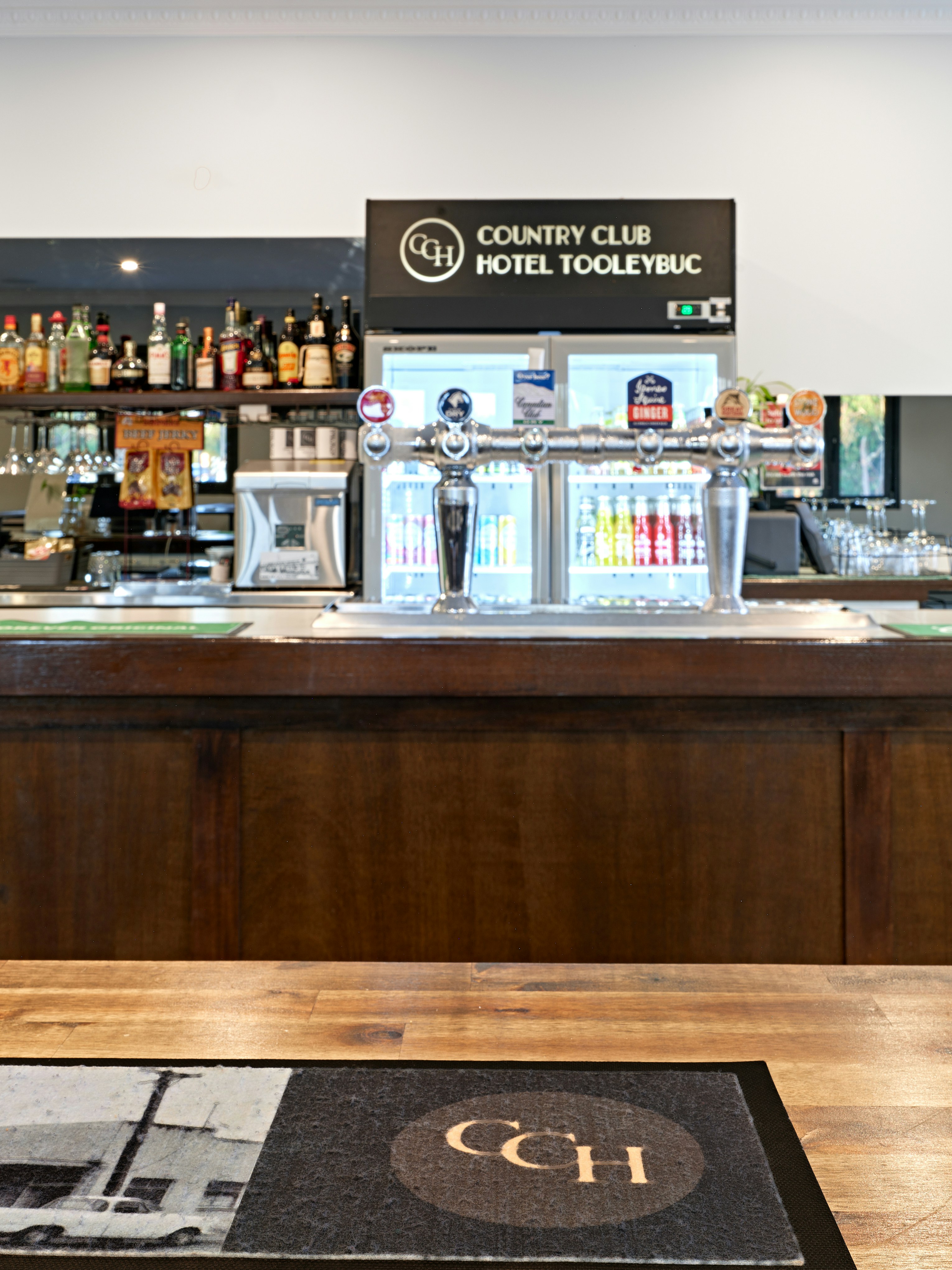 Un bar avec un tas de bouteilles derrière lui photo – Image gratuite de ...