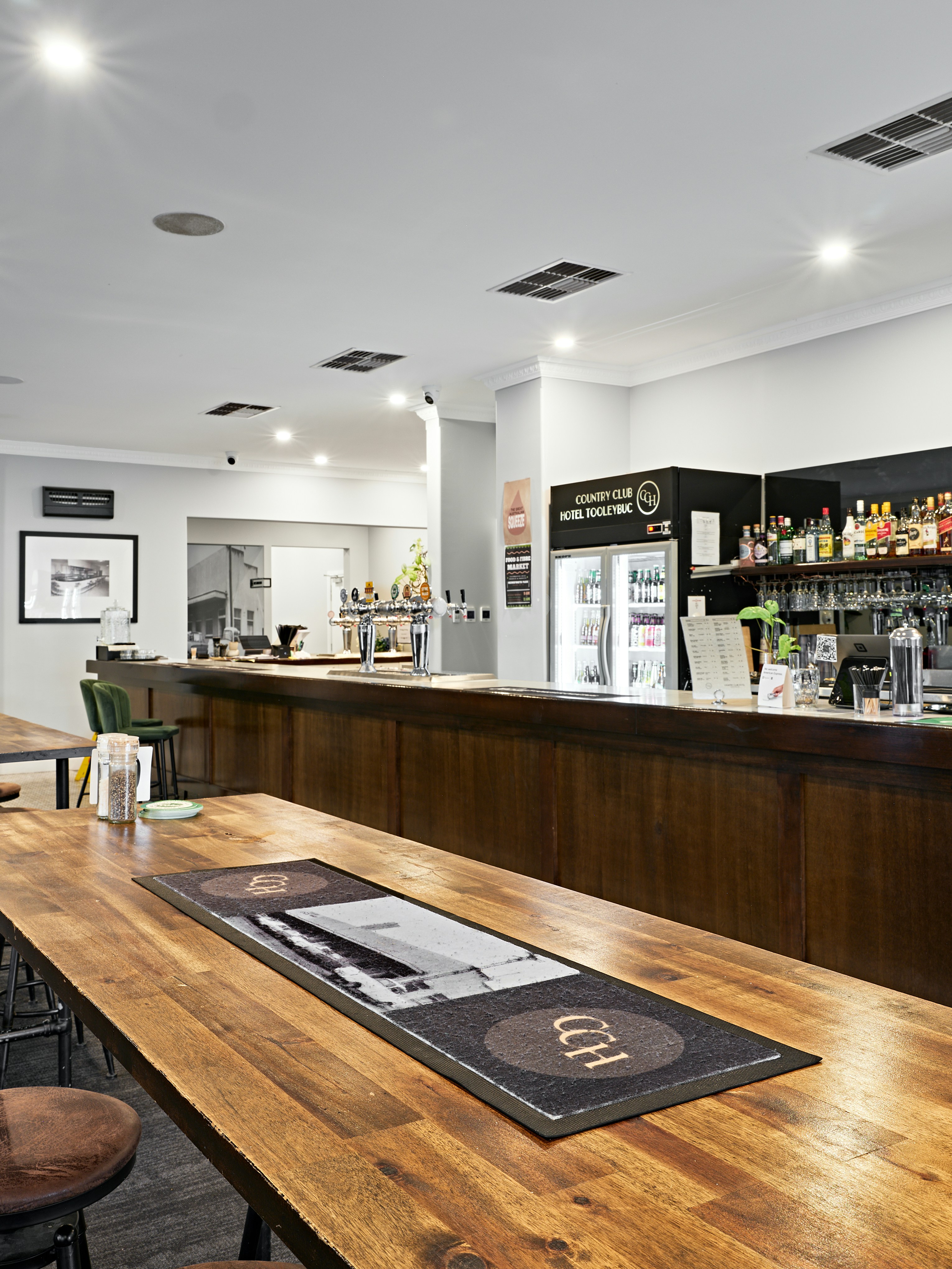 A restaurant with tables and chairs and a bar photo – Free Country club ...