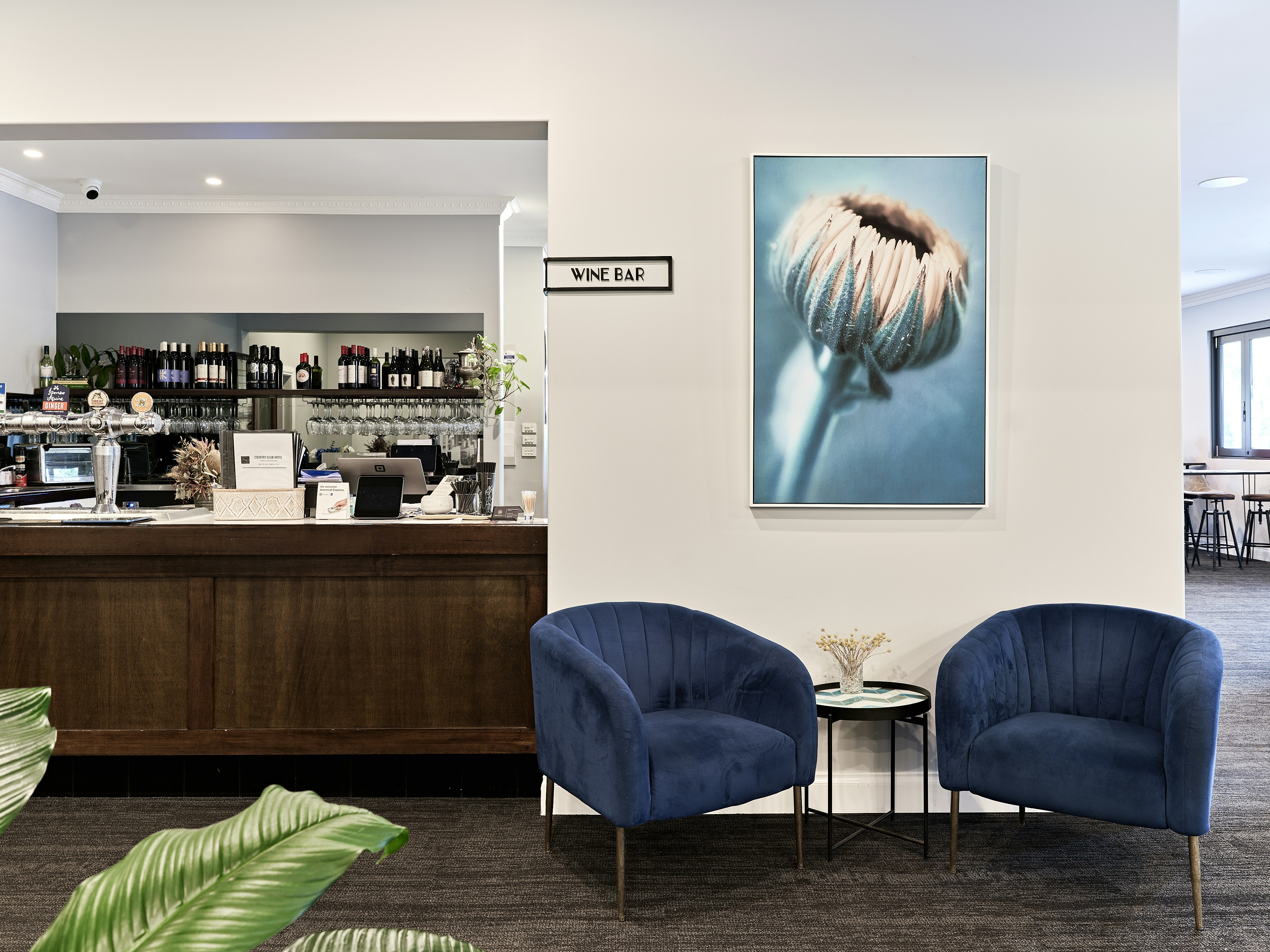 Chic Harmony in Contemporary Lounge