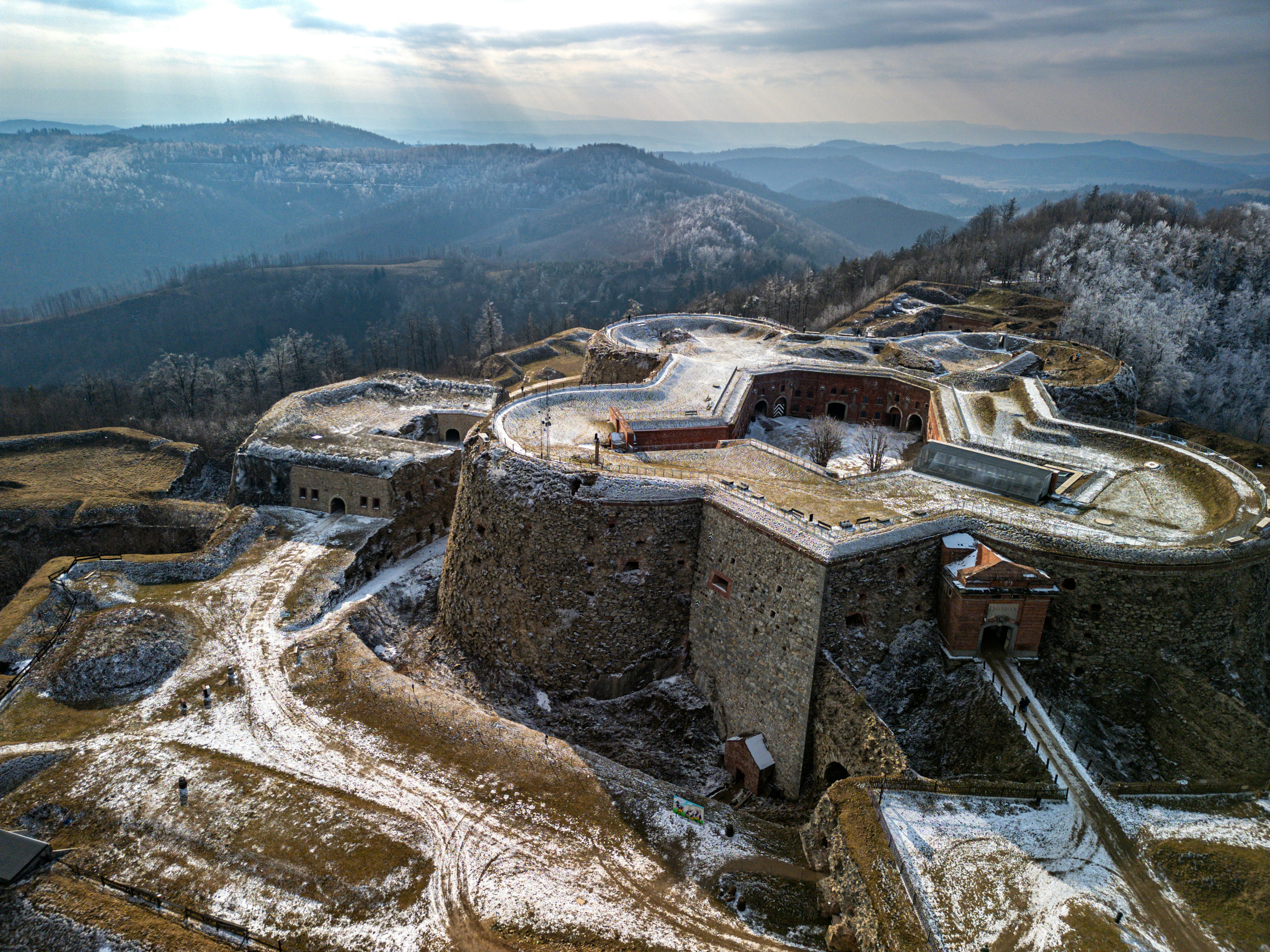 An aerial view of a building on top of a mountain photo – Free Outdoors ...