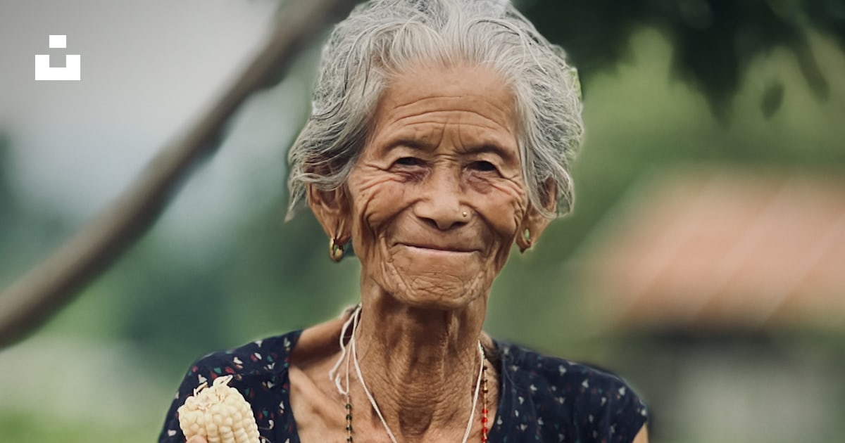 Una anciana sosteniendo un paraguas en un campo foto – Imagen de Mujer ... Una anciana sosteniendo un paraguas en un campo foto – Imagen de Mujer ...