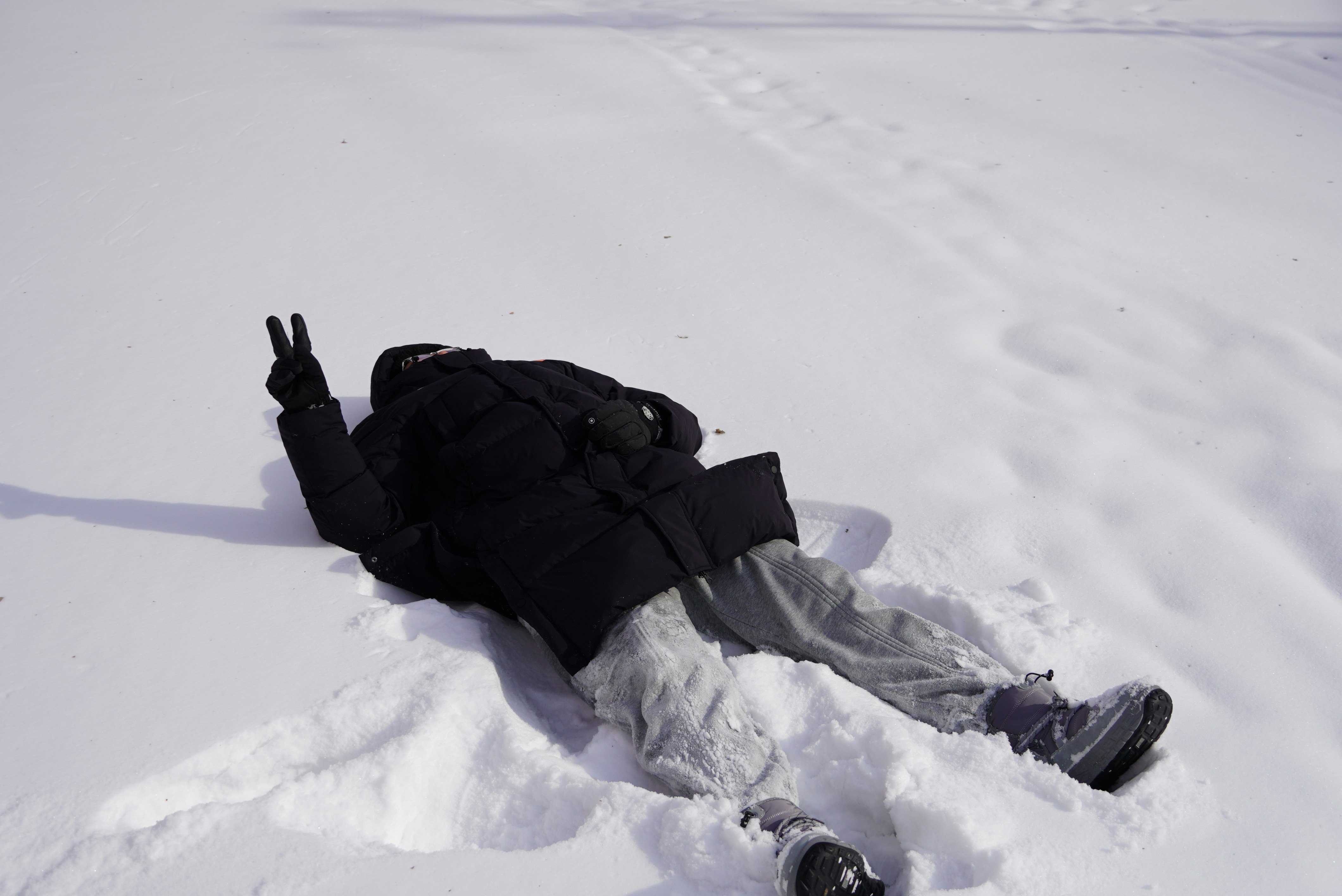 A person laying in the snow on a snowboard photo – Free Human Image on ...