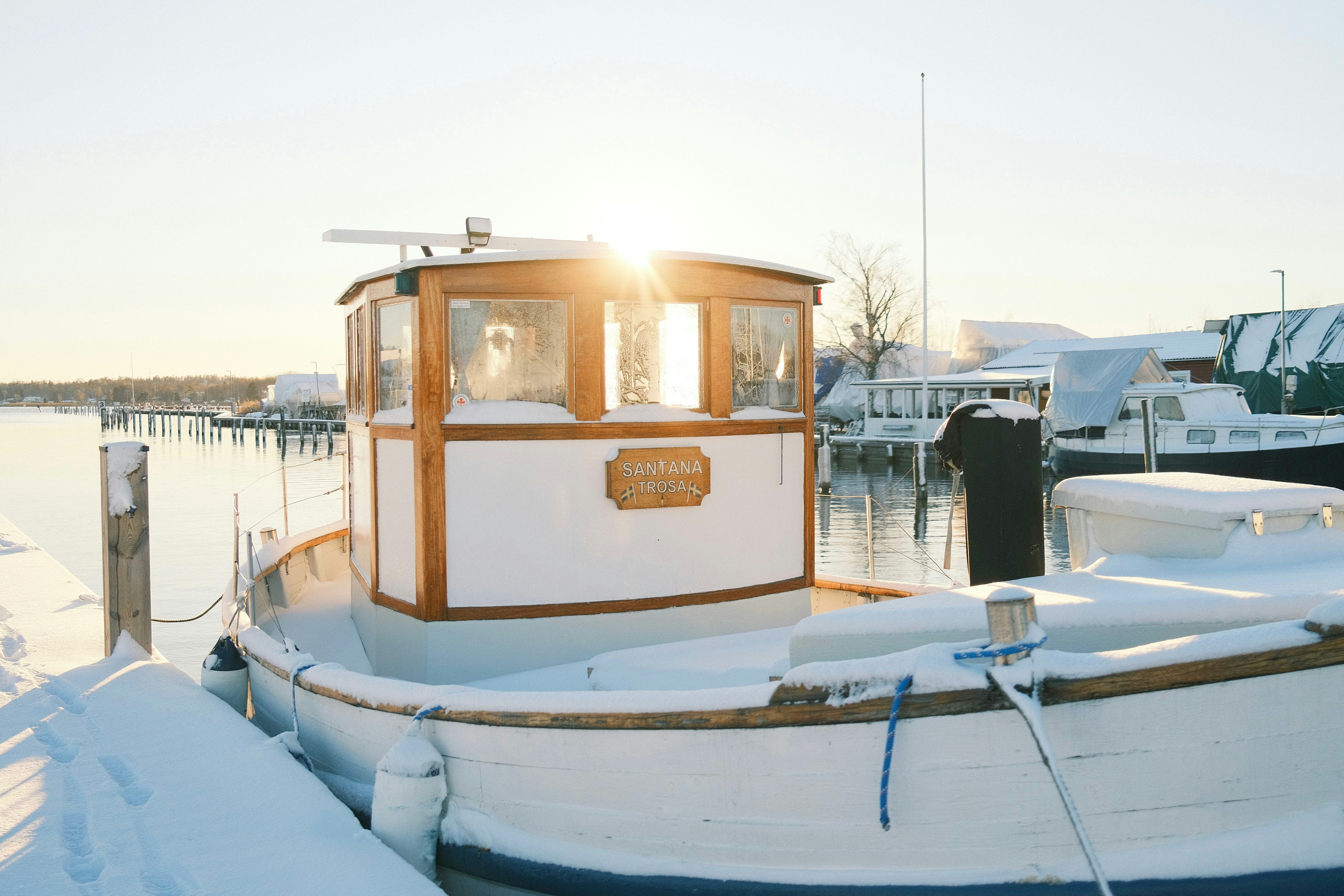 A boat is docked in a snowy harbor photo – Free Boat Image on Unsplash