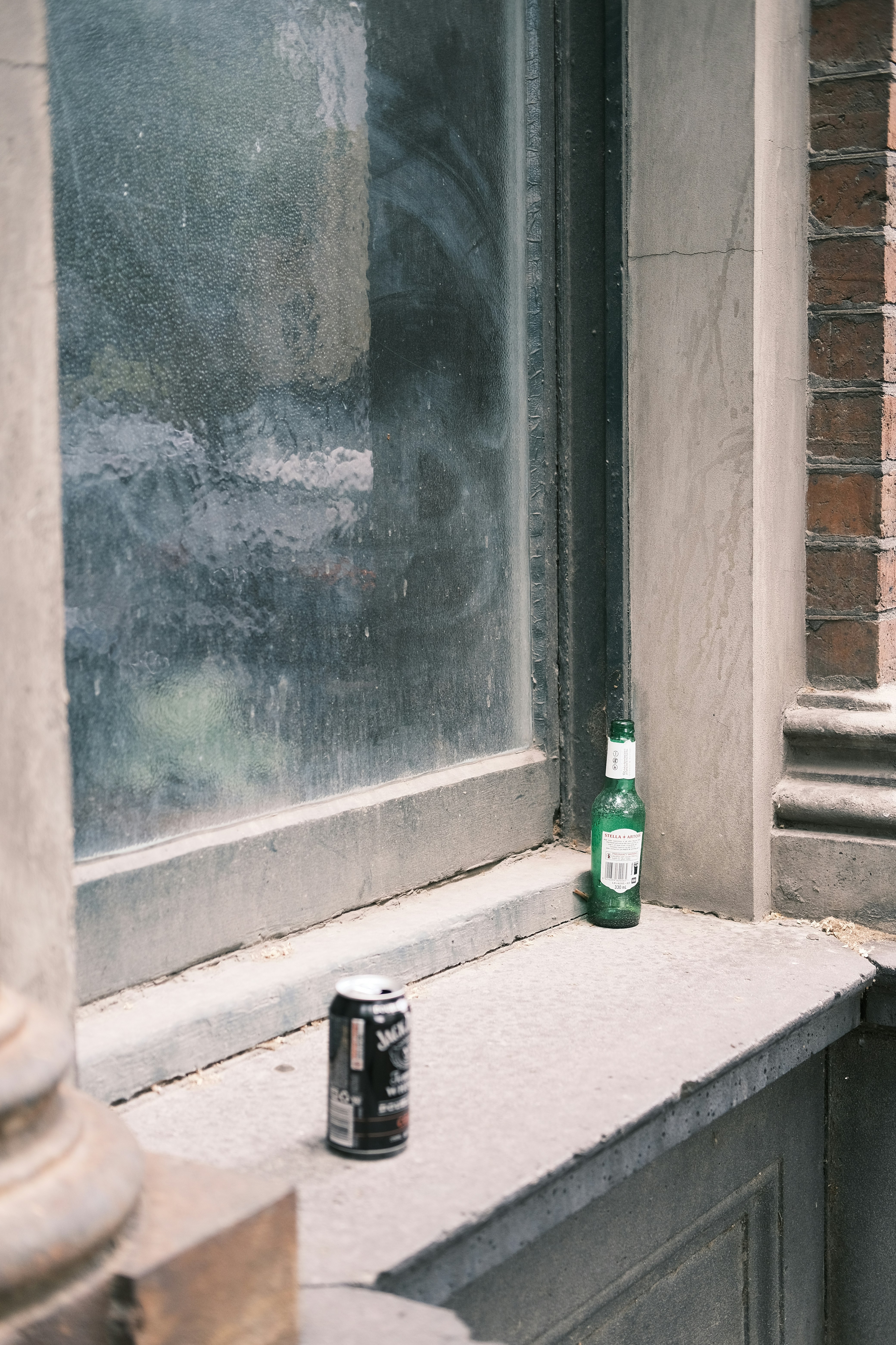 Eine Flasche Bier steht auf einem Fensterbrett Foto – Kostenloses Bild ...