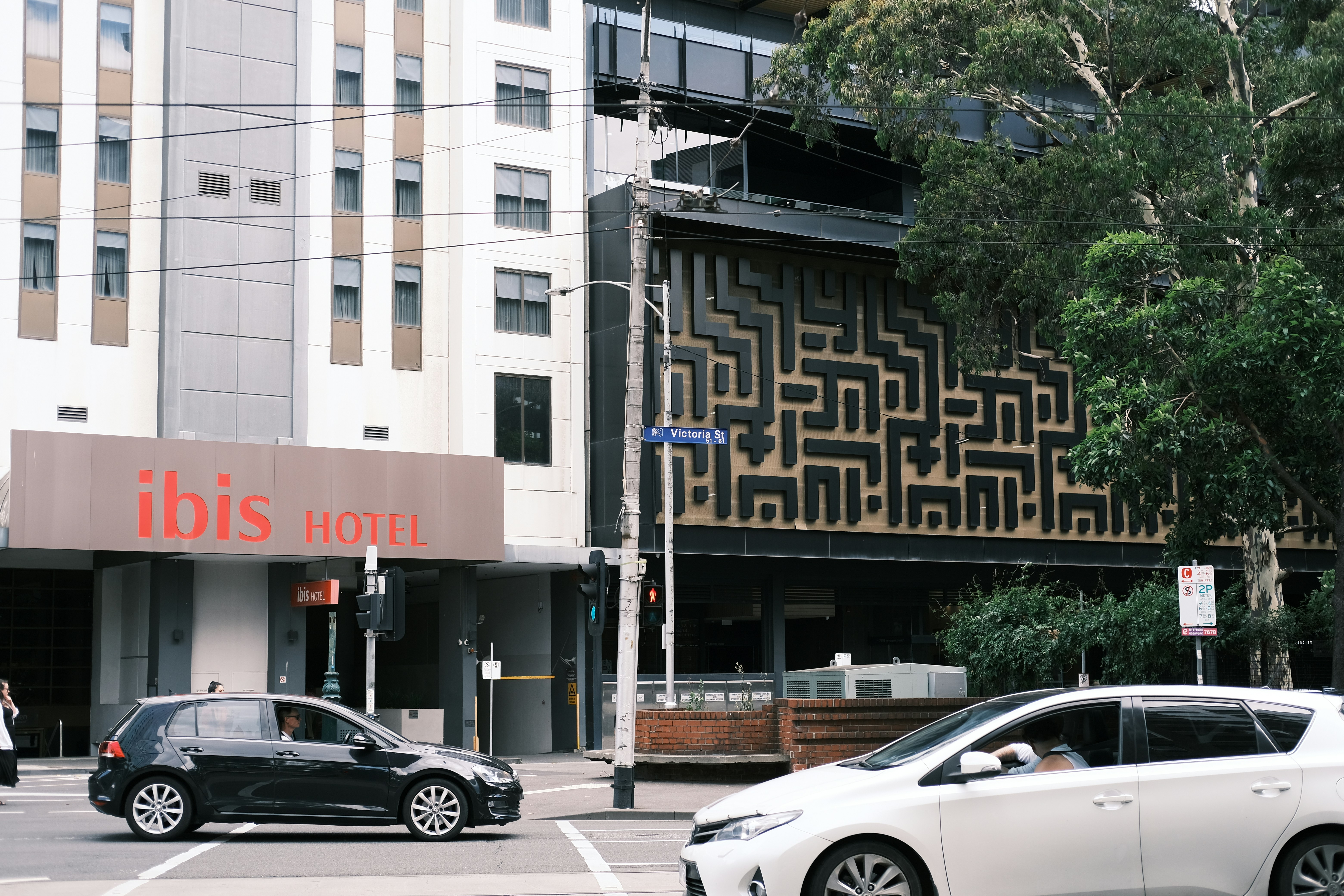 Geometric Harmony at the Urban Junction