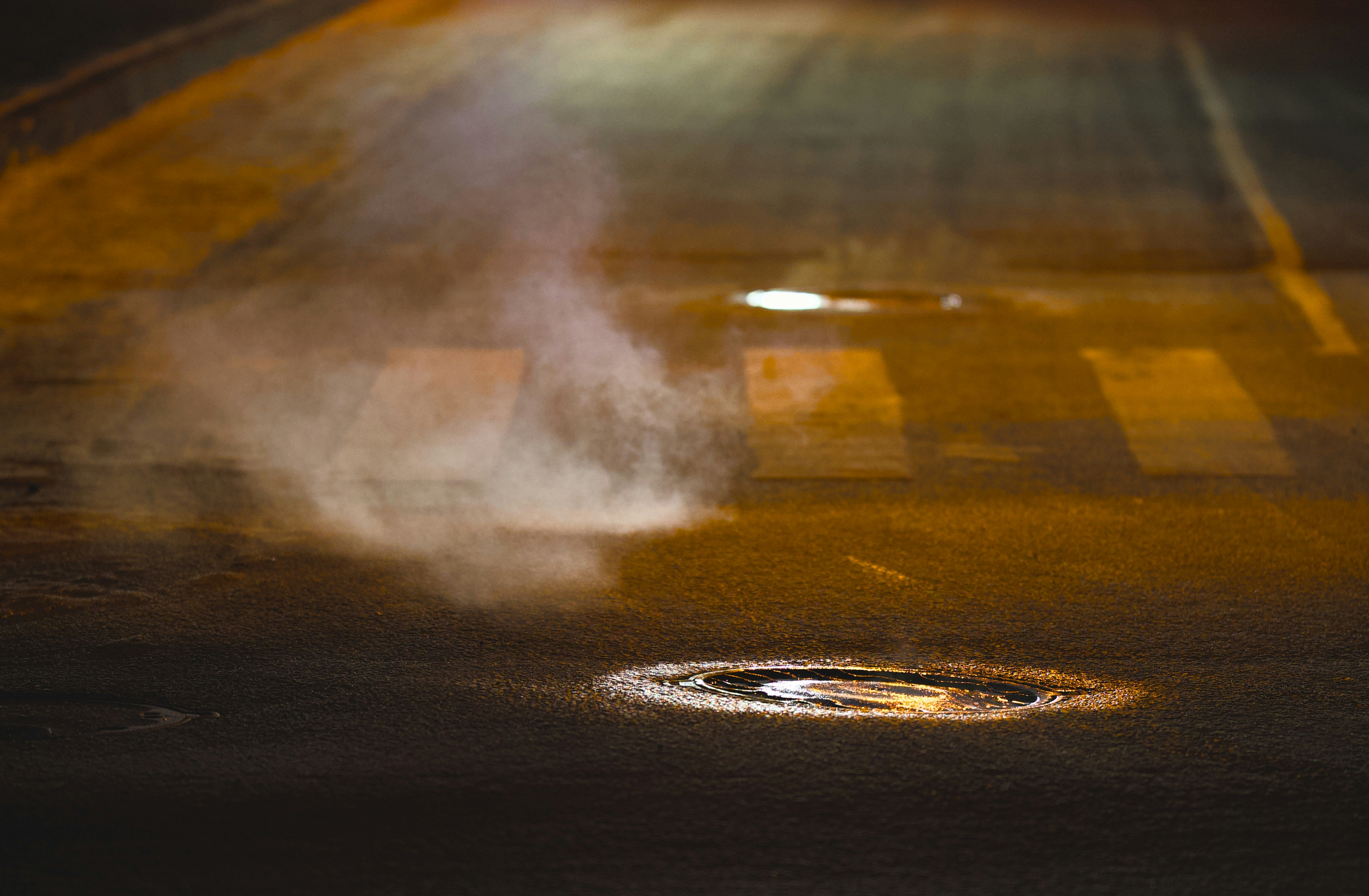 A fire hydrant spewing out steam on a city street photo – Free Water ...