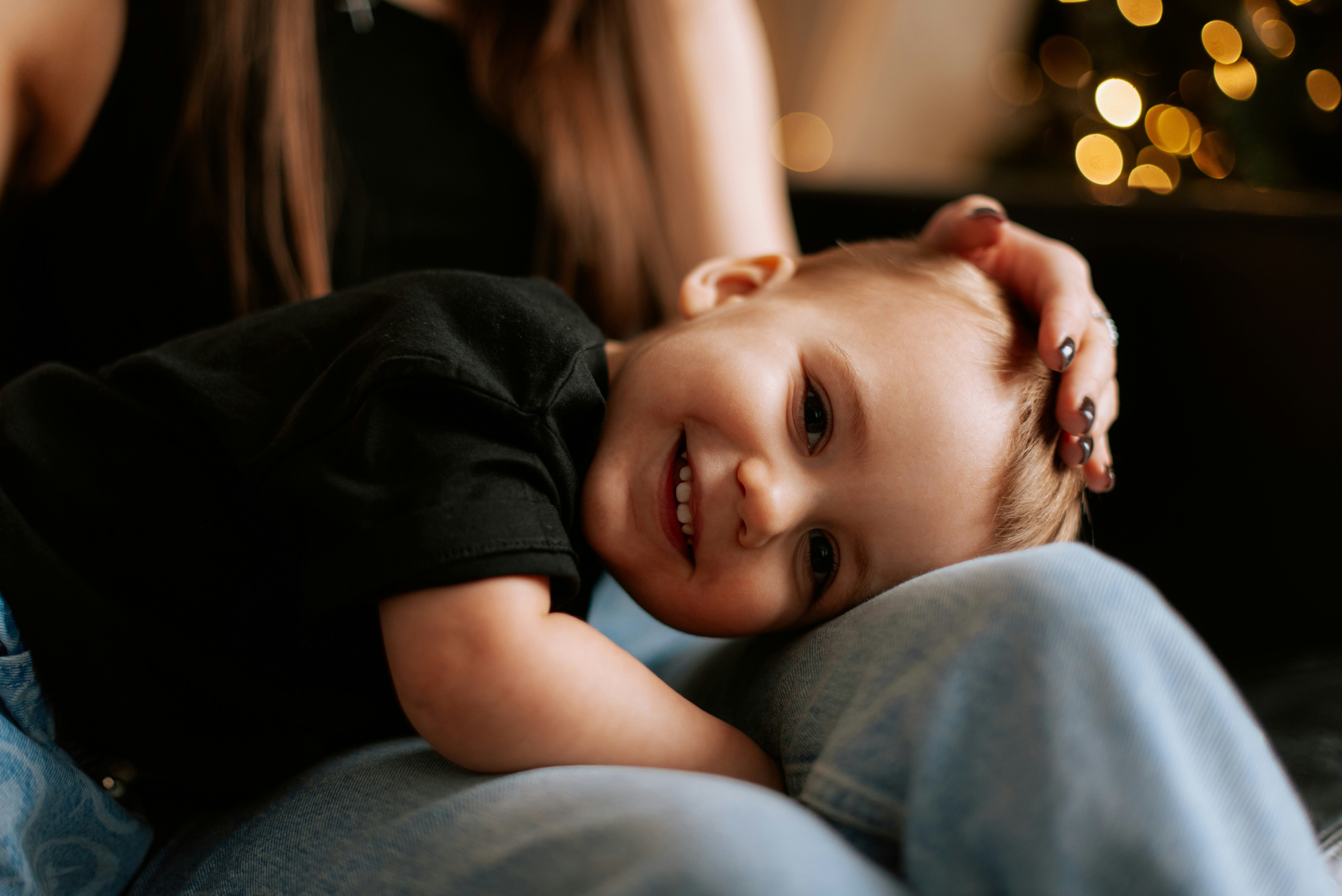 Una mujer sosteniendo a un bebé en su regazo foto – Imagen de Retrato ...