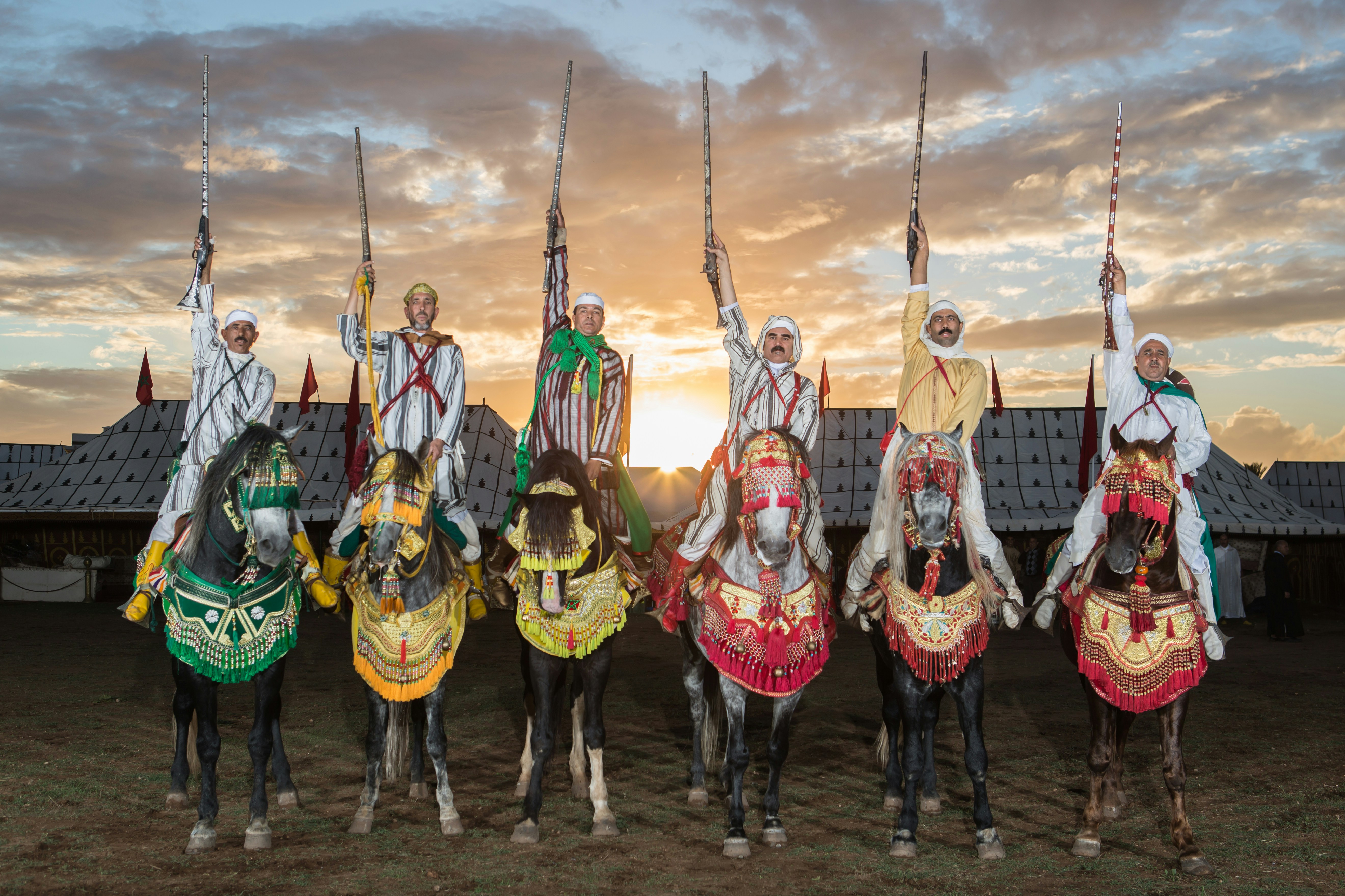 Un groupe de personnes à dos de cheval photo – Image gratuite de Cheval ...