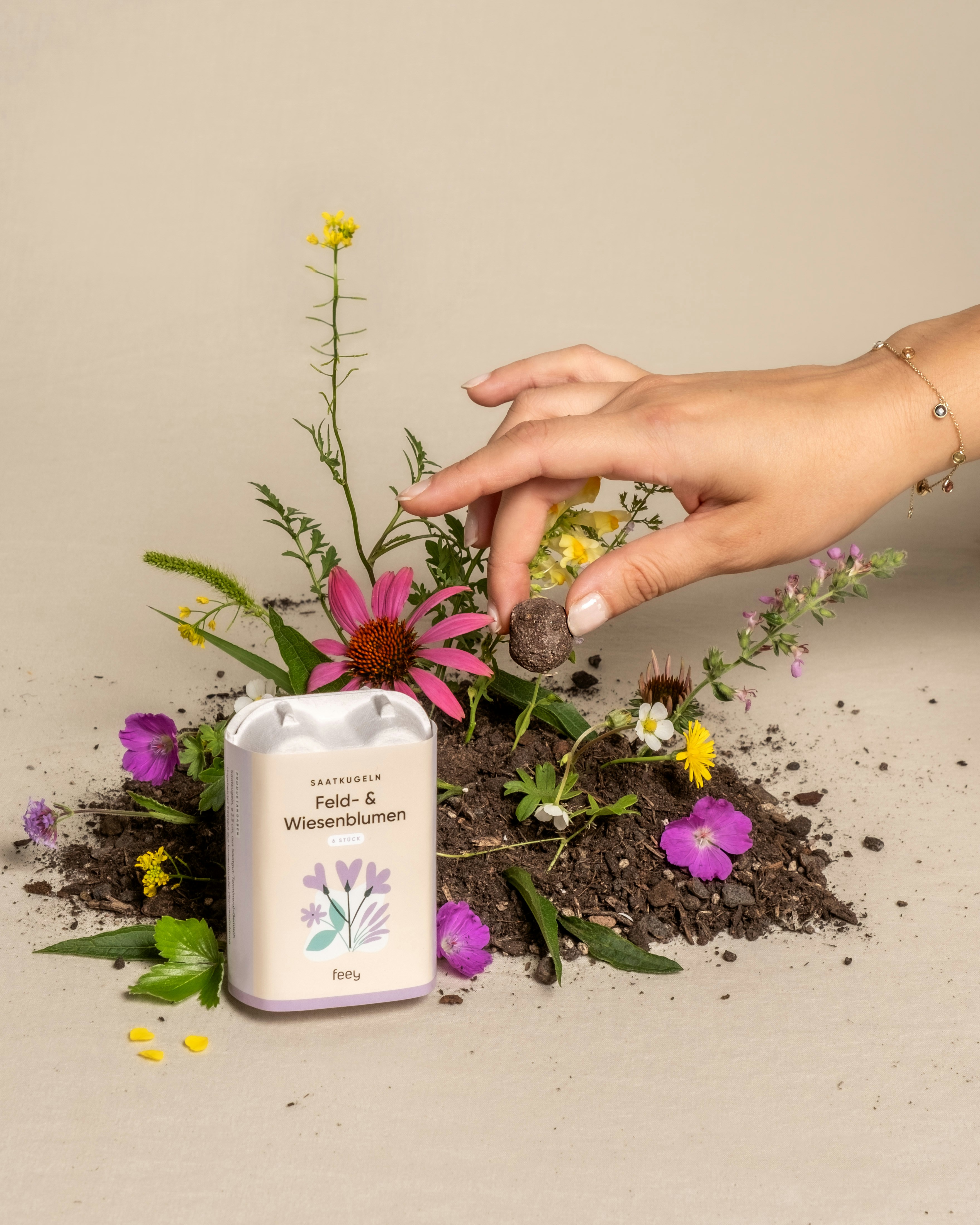 Foto Seorang wanita sedang meletakkan bunga di dalam wadah – Gambar ...