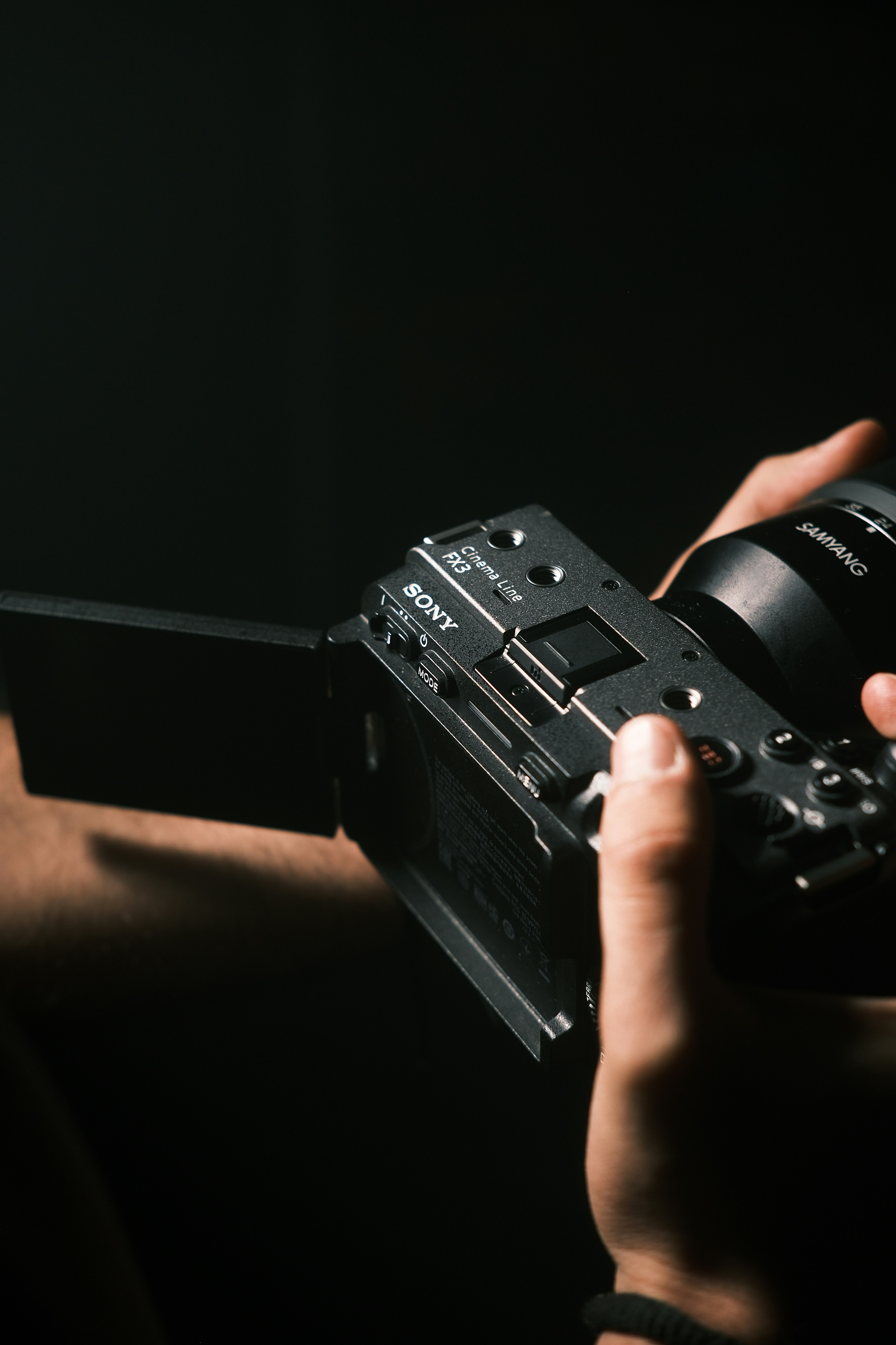 A person holding a camera in their hand photo – Free Photography Image ...