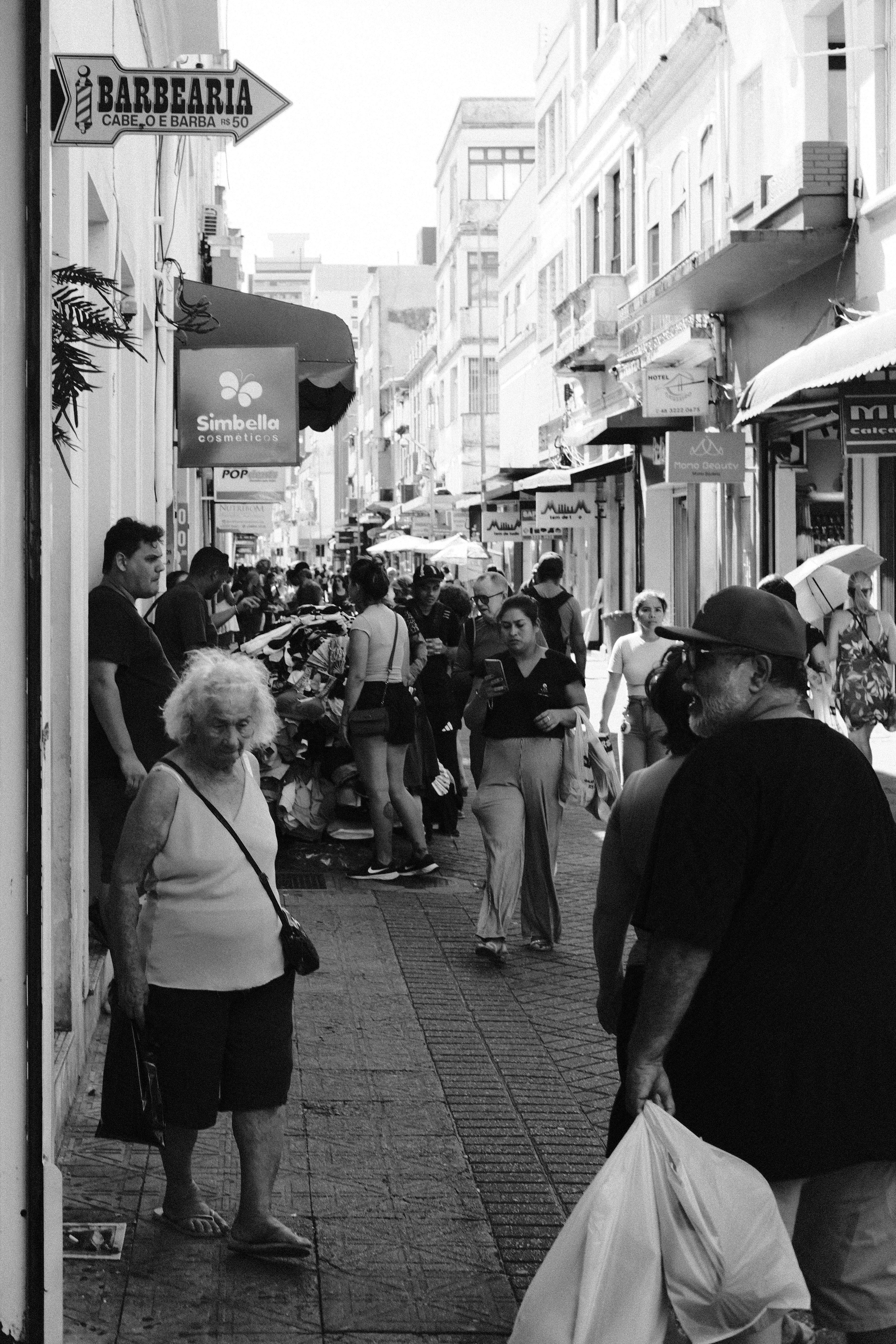 Calle de Mercado: A Mono Street Portrait of Everyday Motion