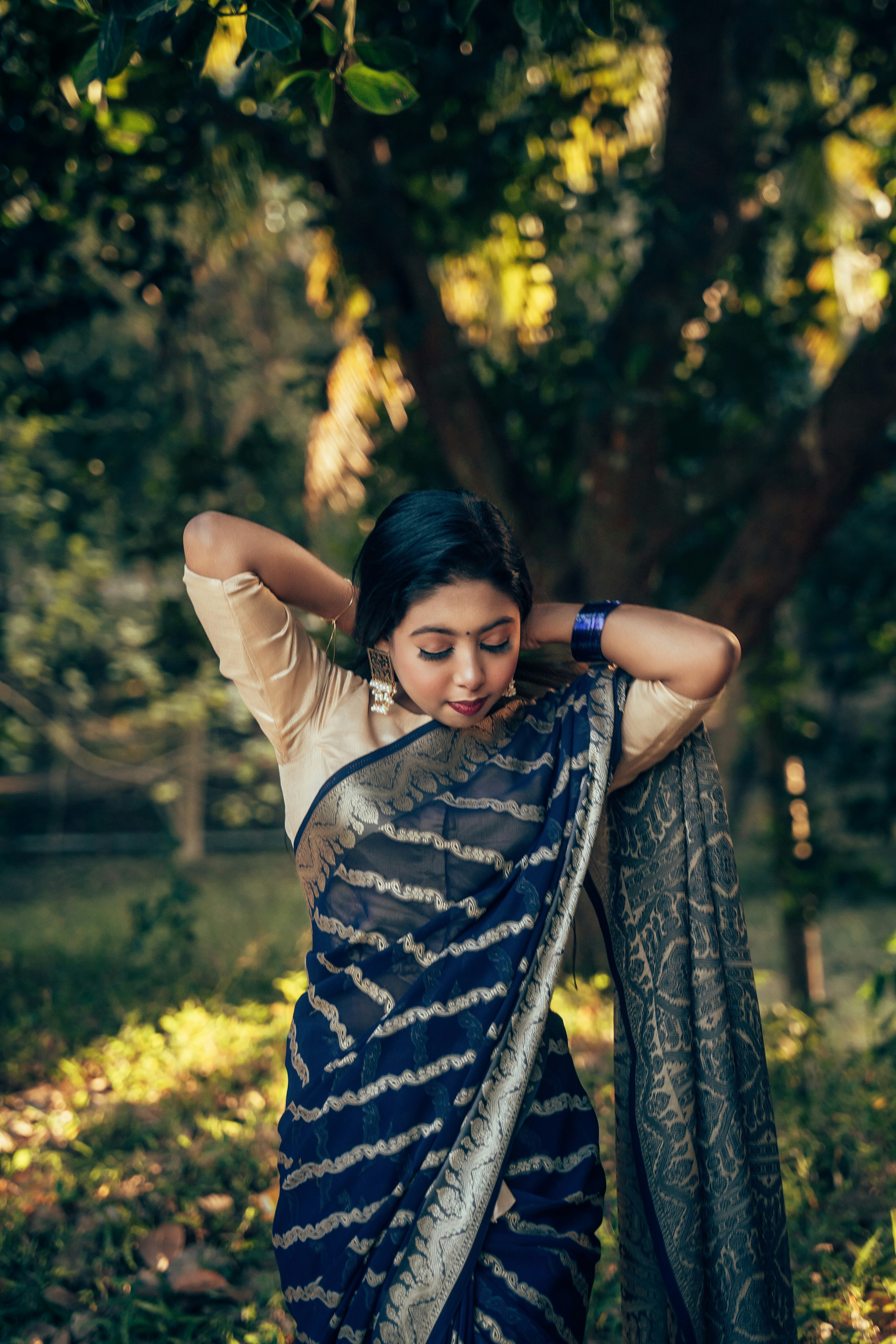 A woman in a blue and white sari photo – Free Comilla Image on Unsplash
