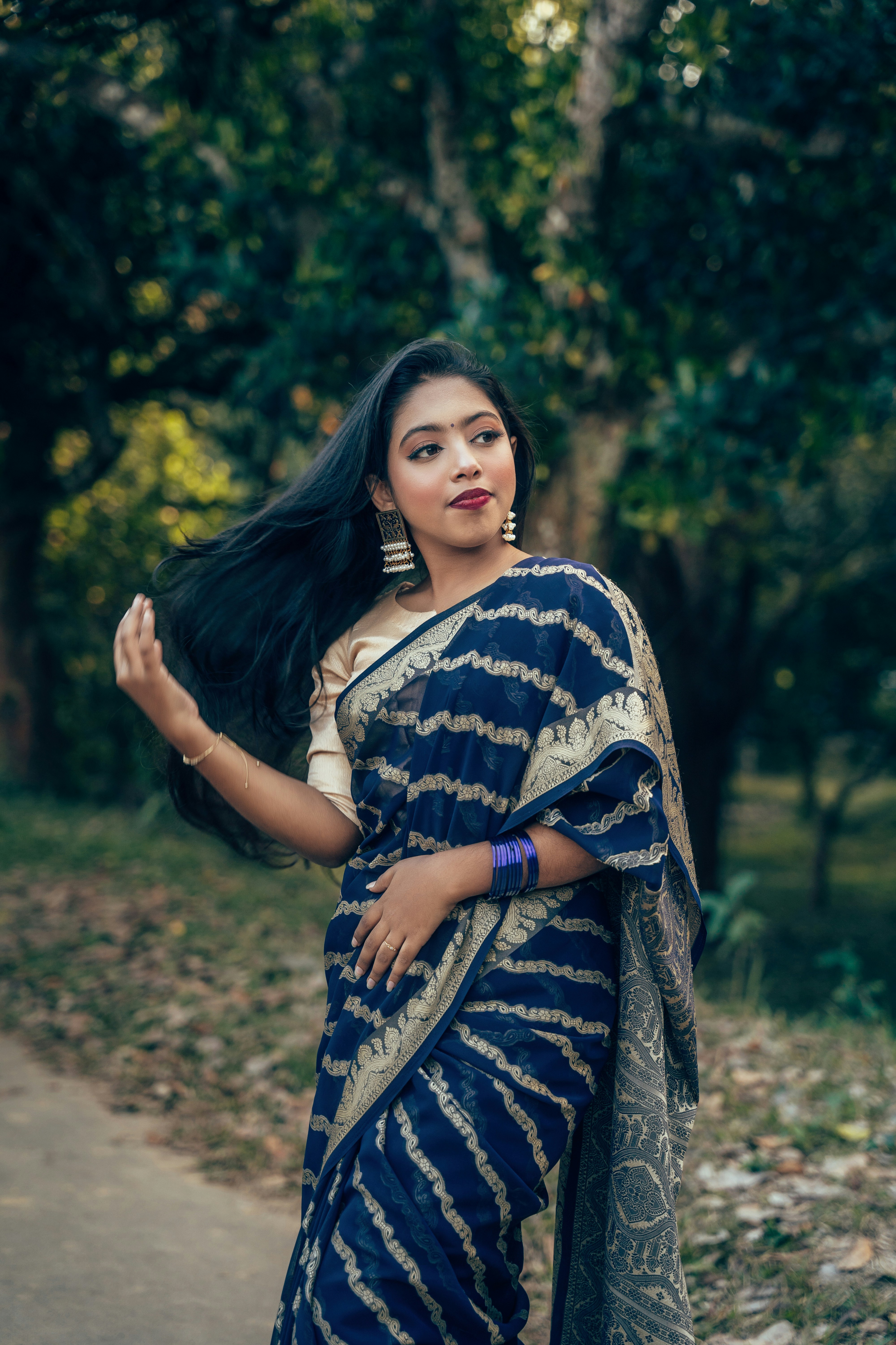 A woman in a blue and white sari photo – Free Comilla Image on Unsplash
