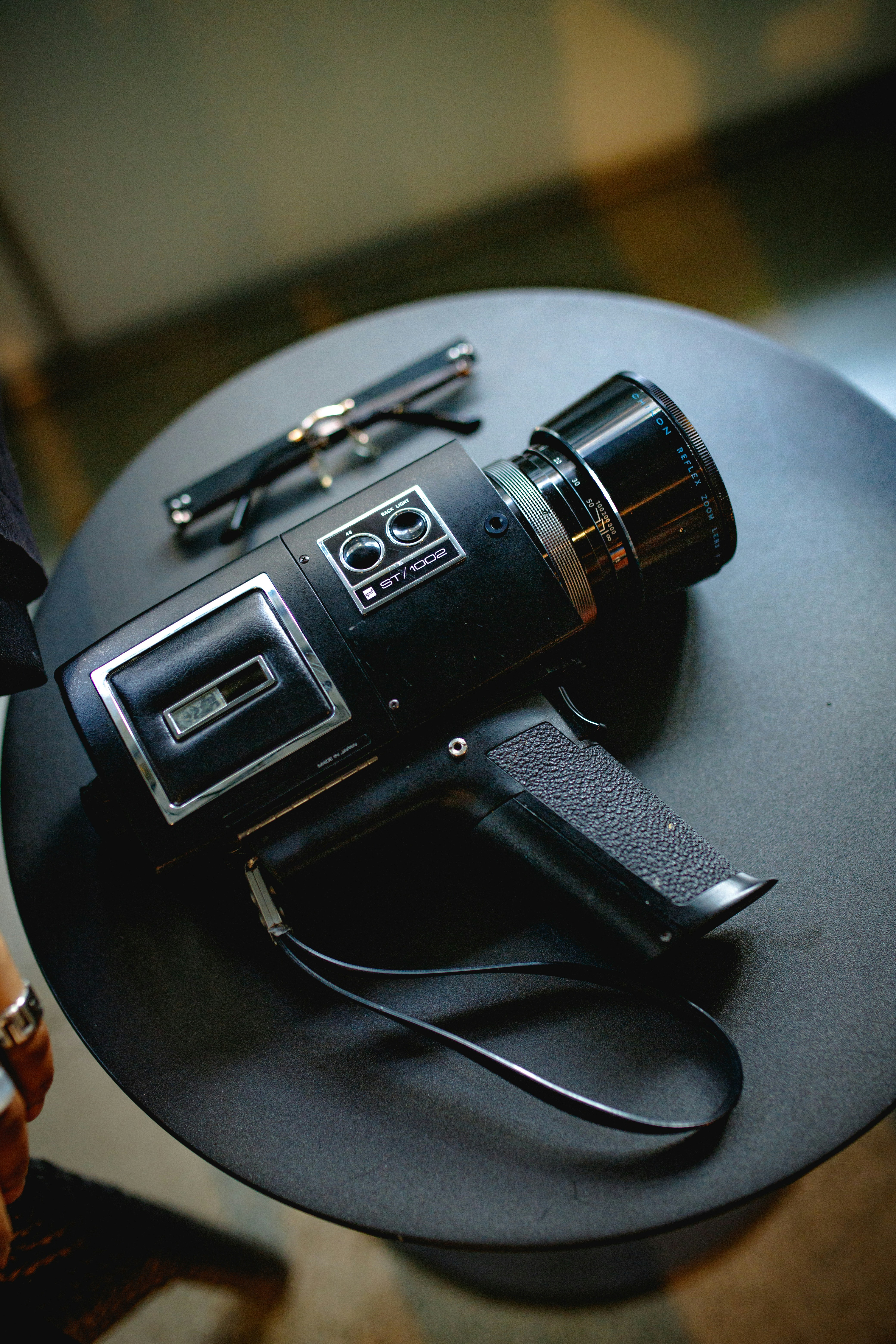 A camera sitting on top of a table photo – Free Seattle Image on Unsplash