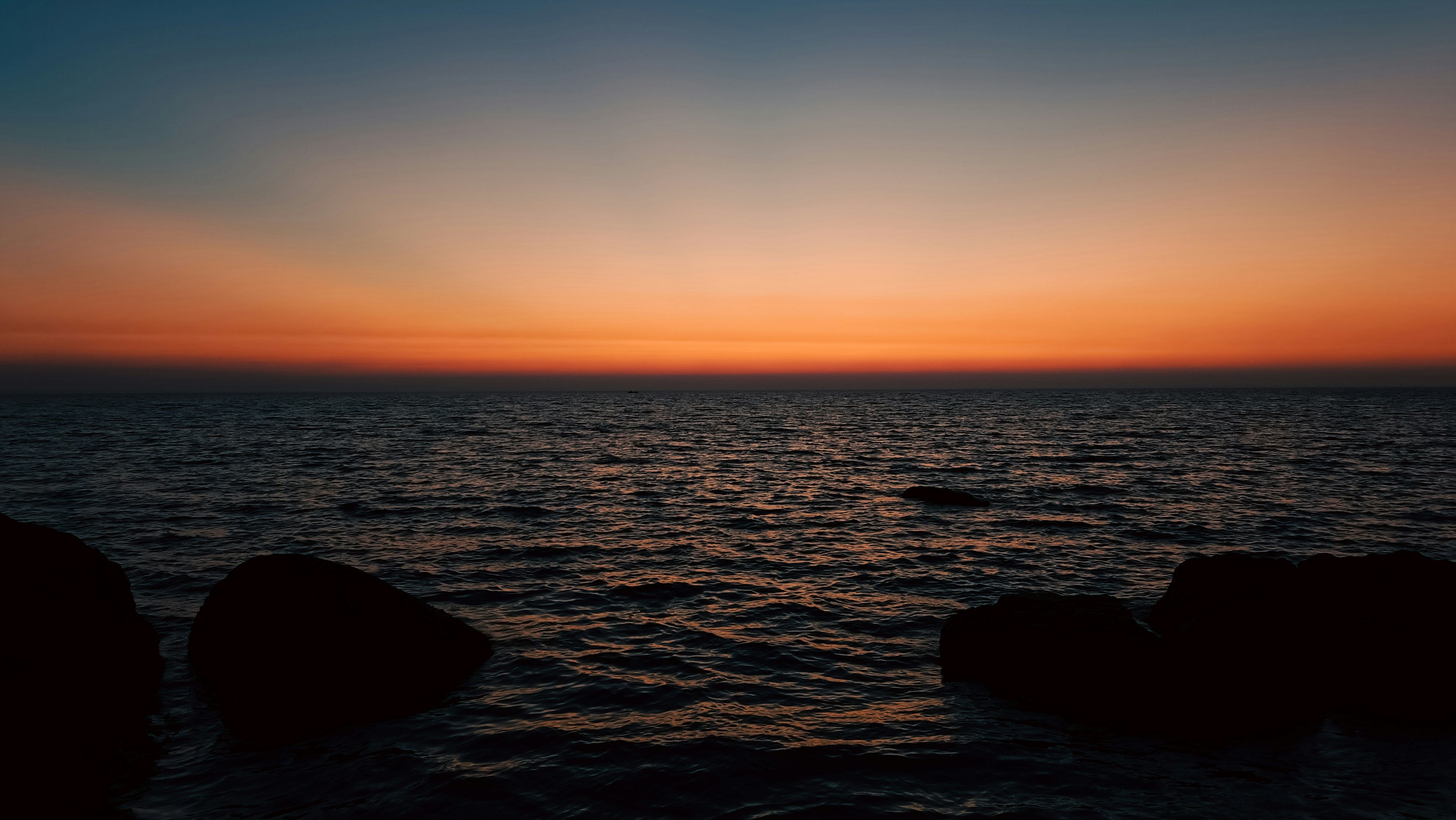 Twilight Serenity Over Ocean WavesParsa