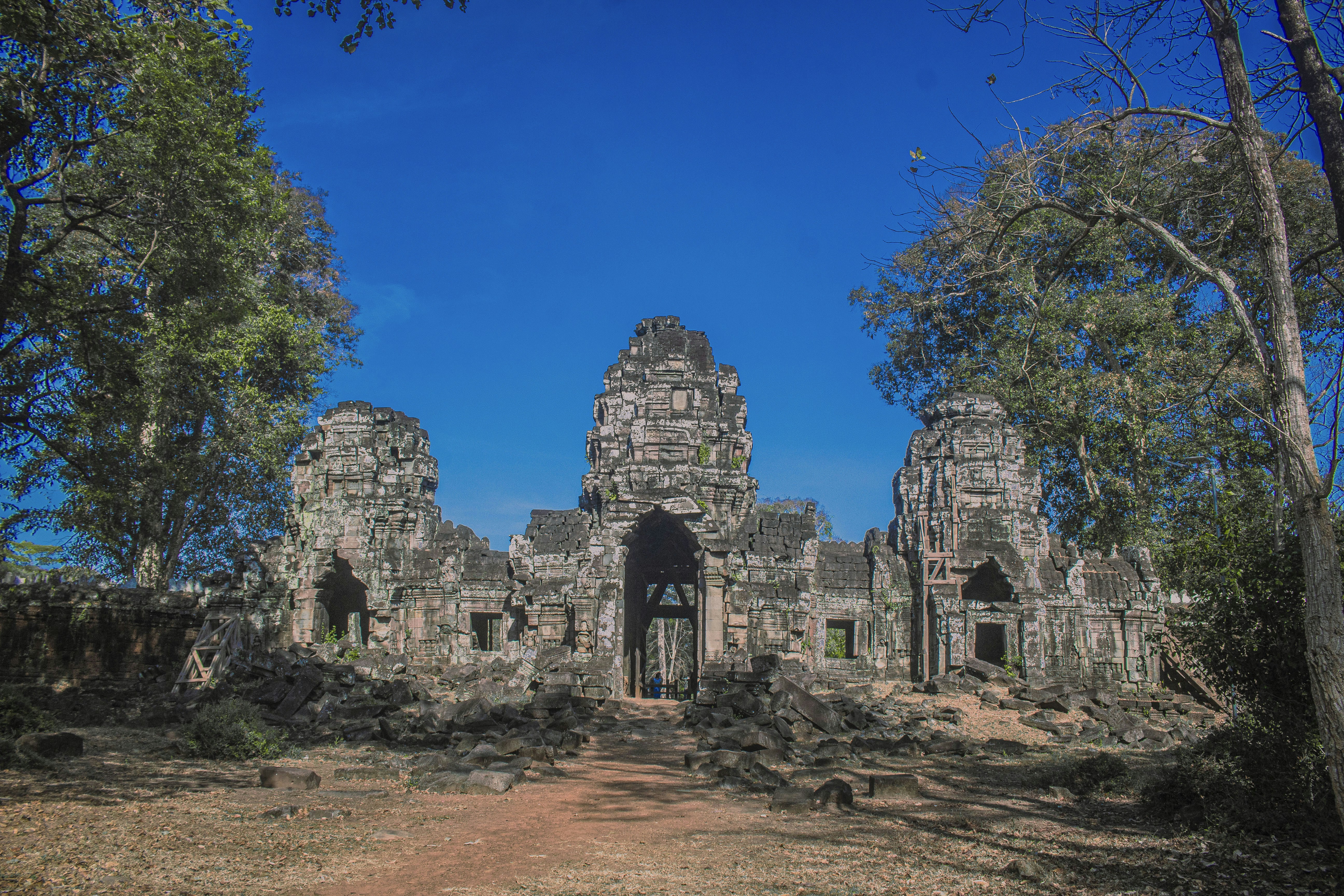 A large stone building surrounded by trees on a sunny day photo – Free ...