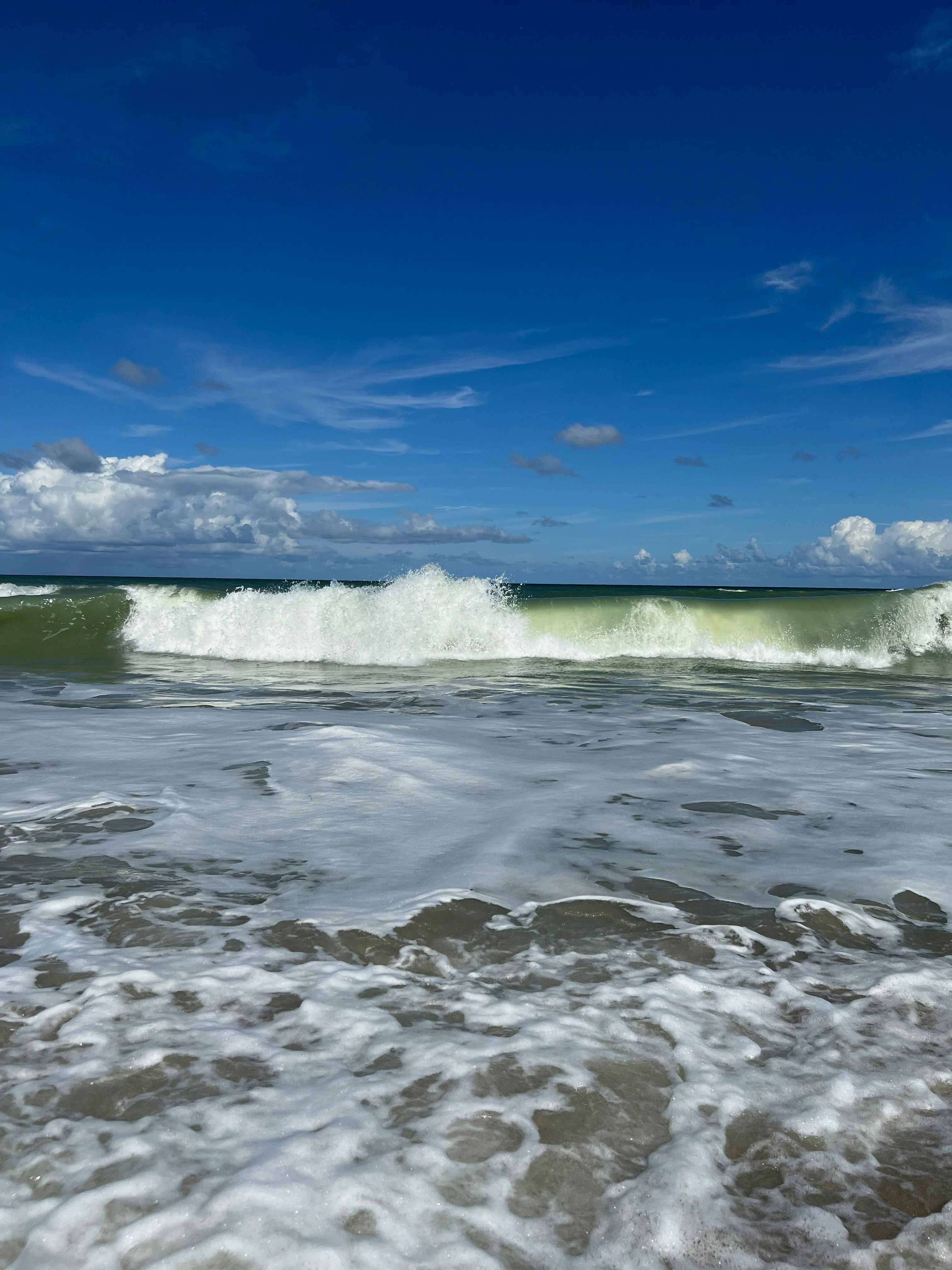A wave is coming in to the shore photo – Free Ocean Image on Unsplash