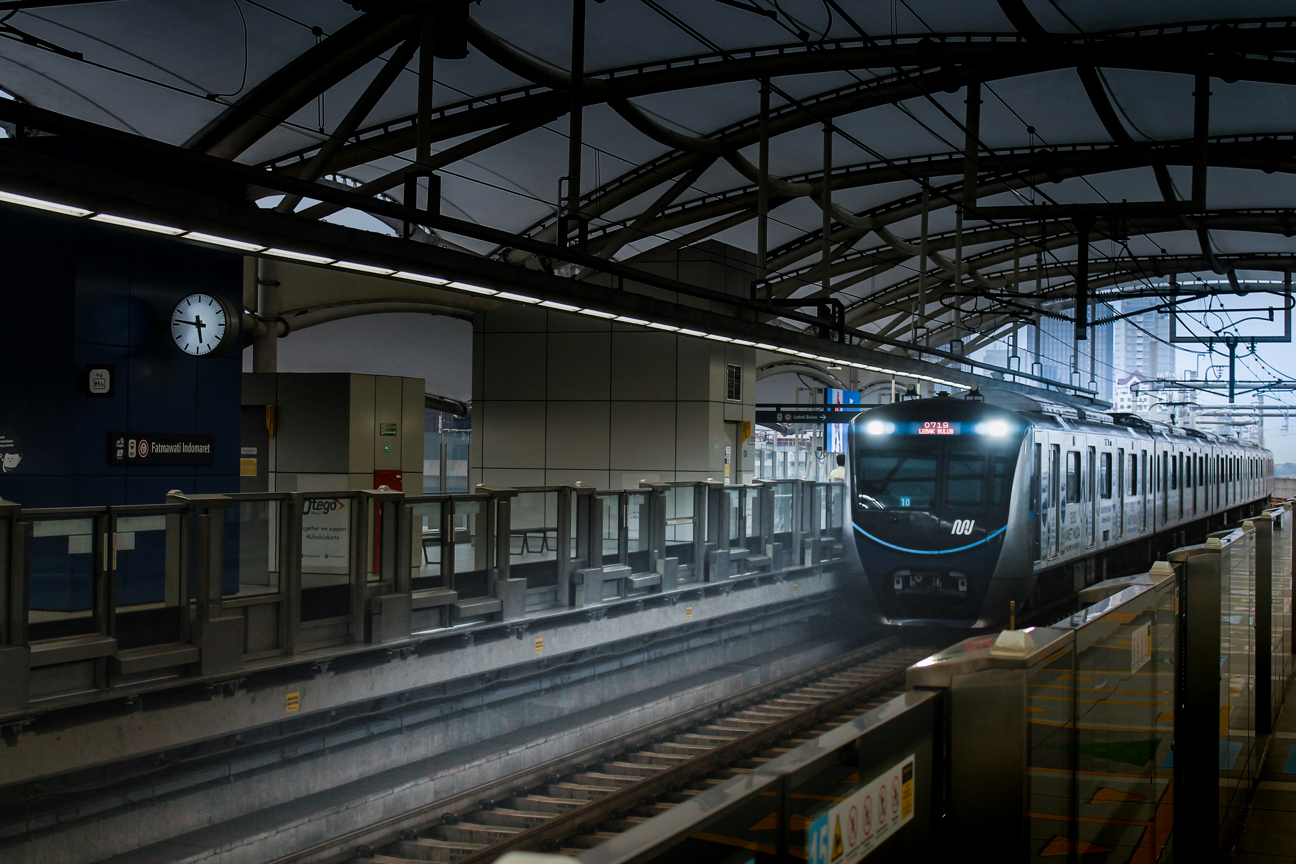 Un train traversant une gare à côté d’un quai photo – Image gratuite de ...