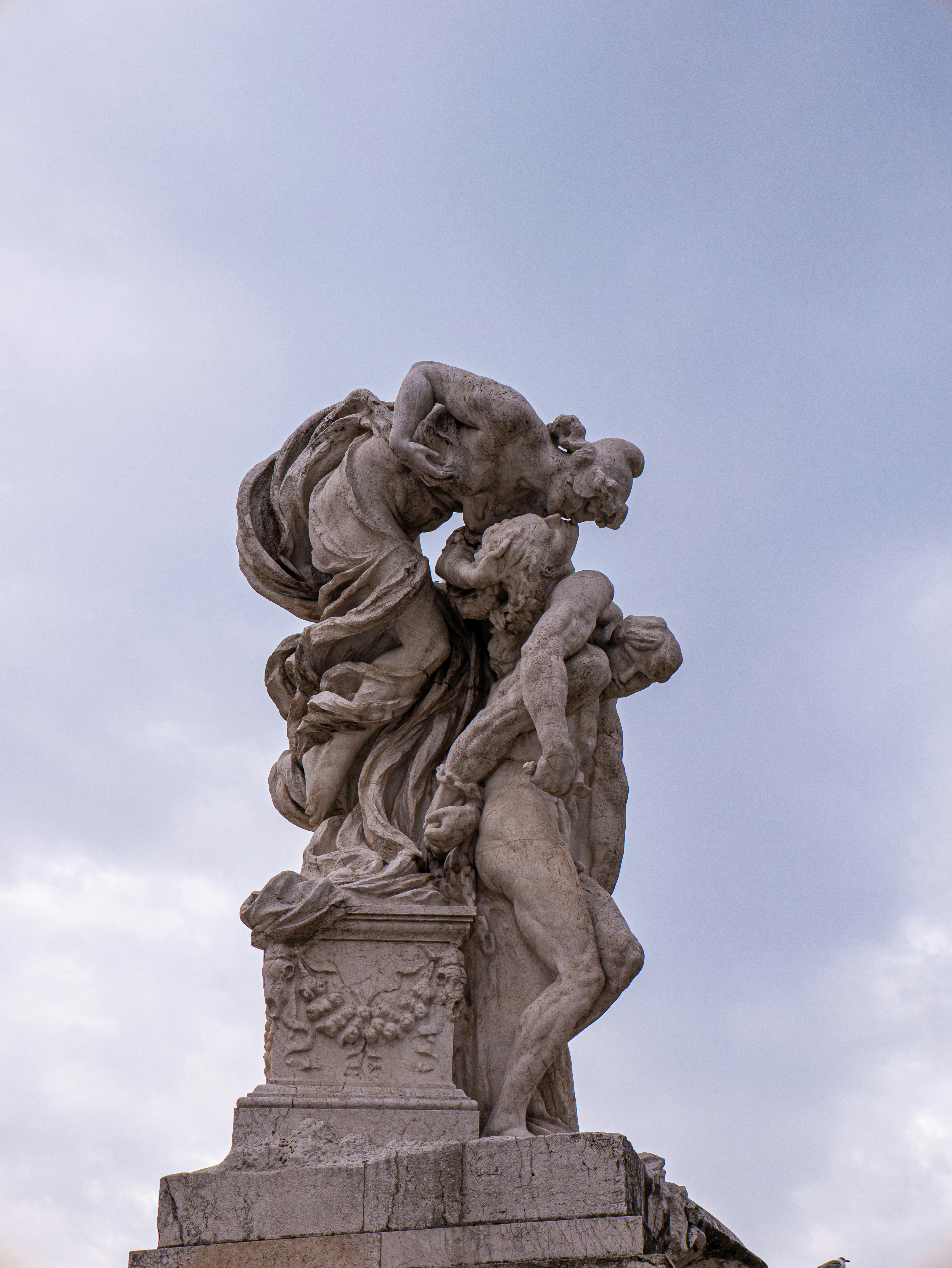 A statue of a woman holding a child photo – Free Statue Image on Unsplash