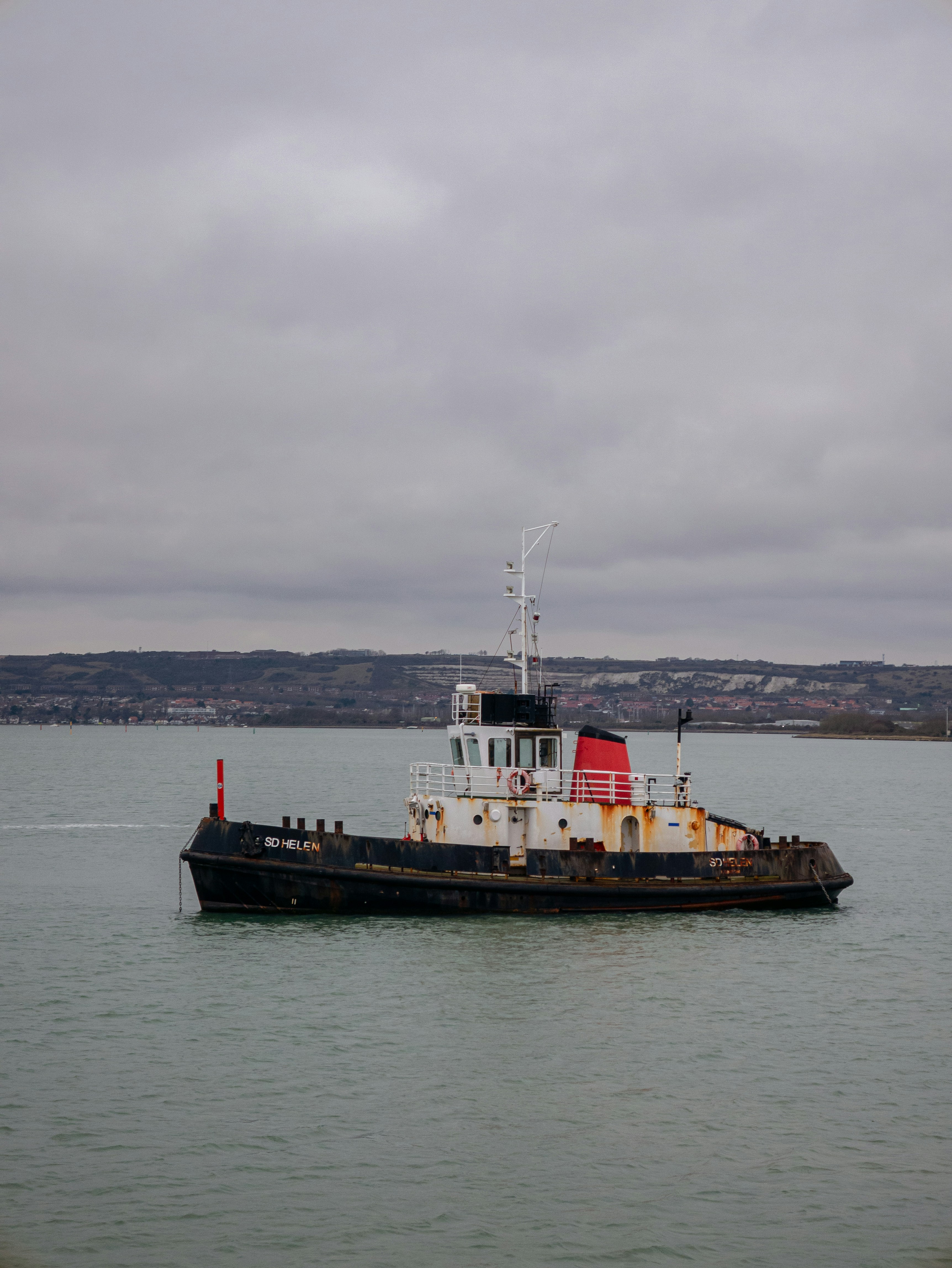 A large boat floating on top of a large body of water photo – Free Boat ...