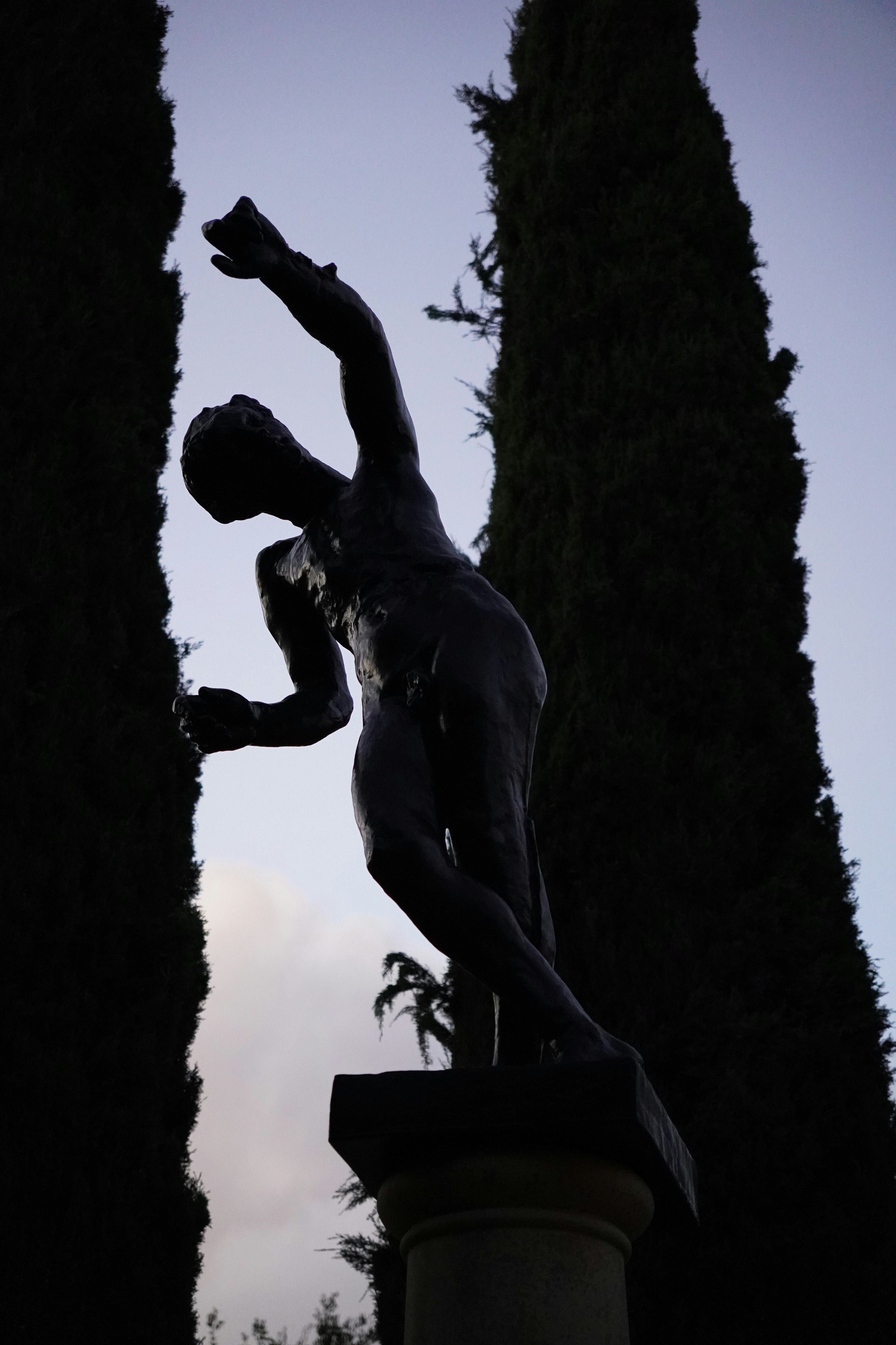 A statue of a man reaching for a ball photo – Free Art Image on Unsplash