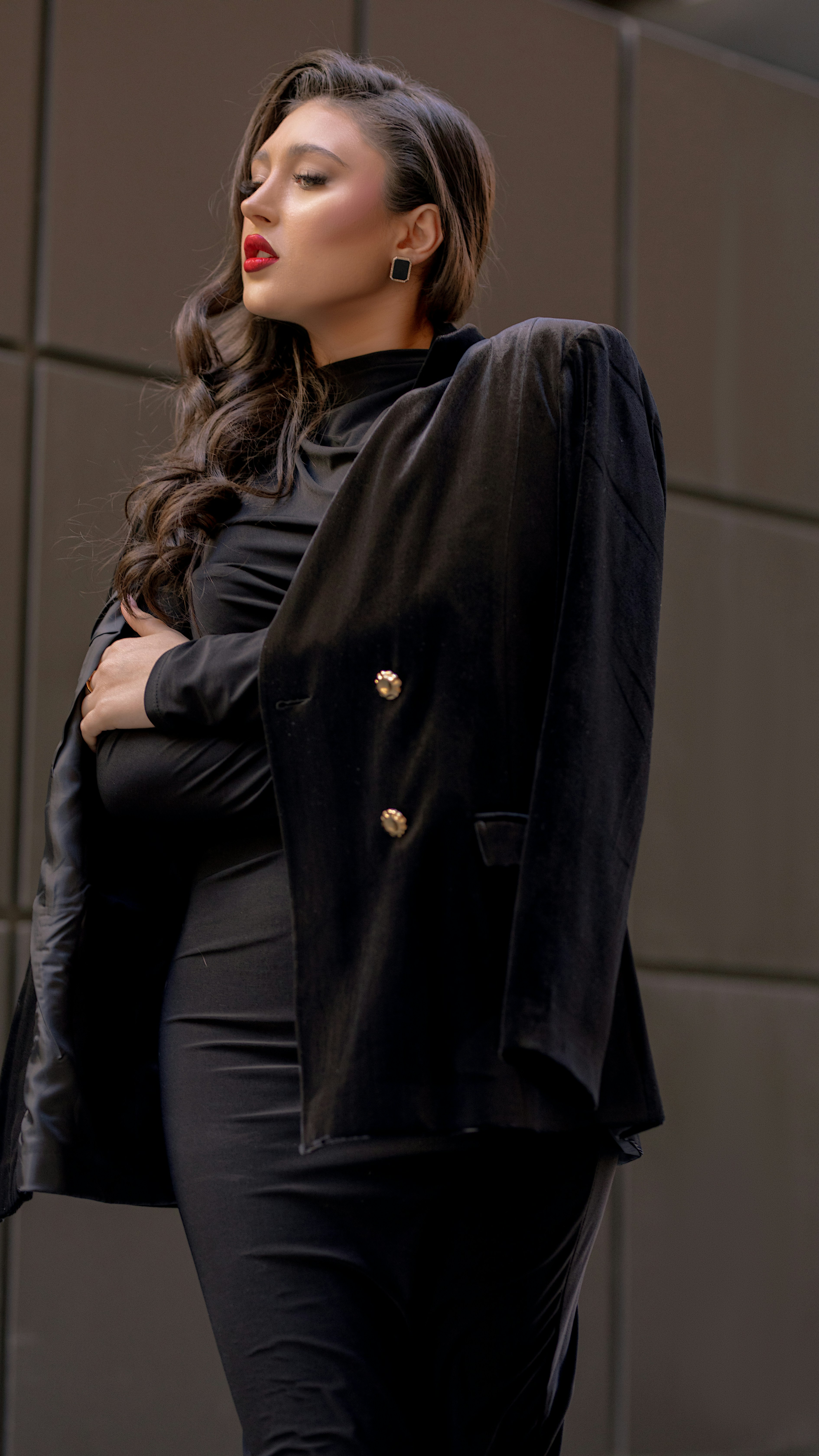 A woman in a black dress and jacket photo – Free Sirelis Image on Unsplash