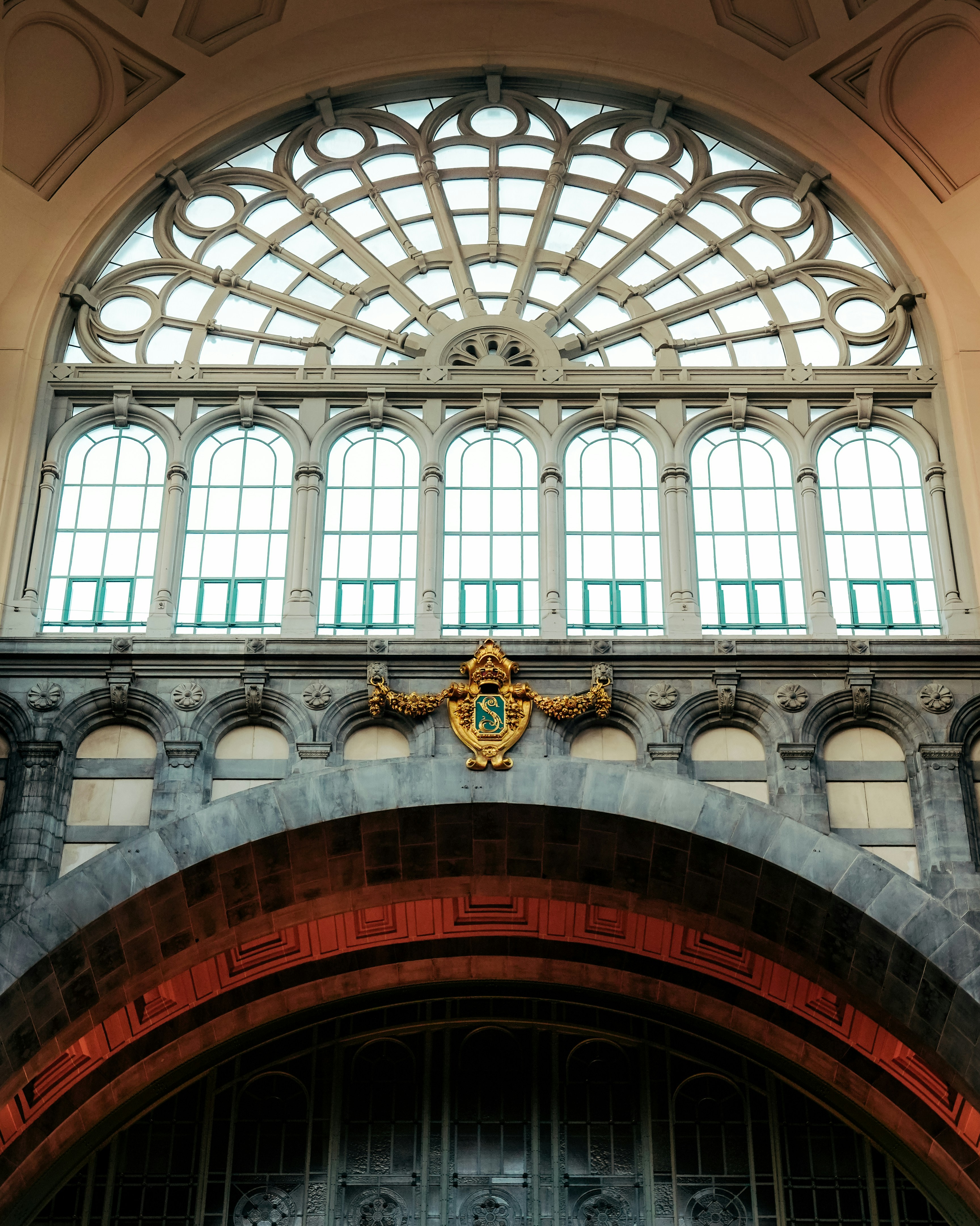 A large arched window above a doorway in a building photo – Free Arch ...