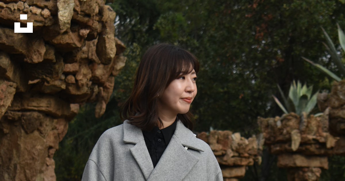 회색 코트와 검은 바지를 입은 여자 사진 Unsplash의 무료 초상 이미지