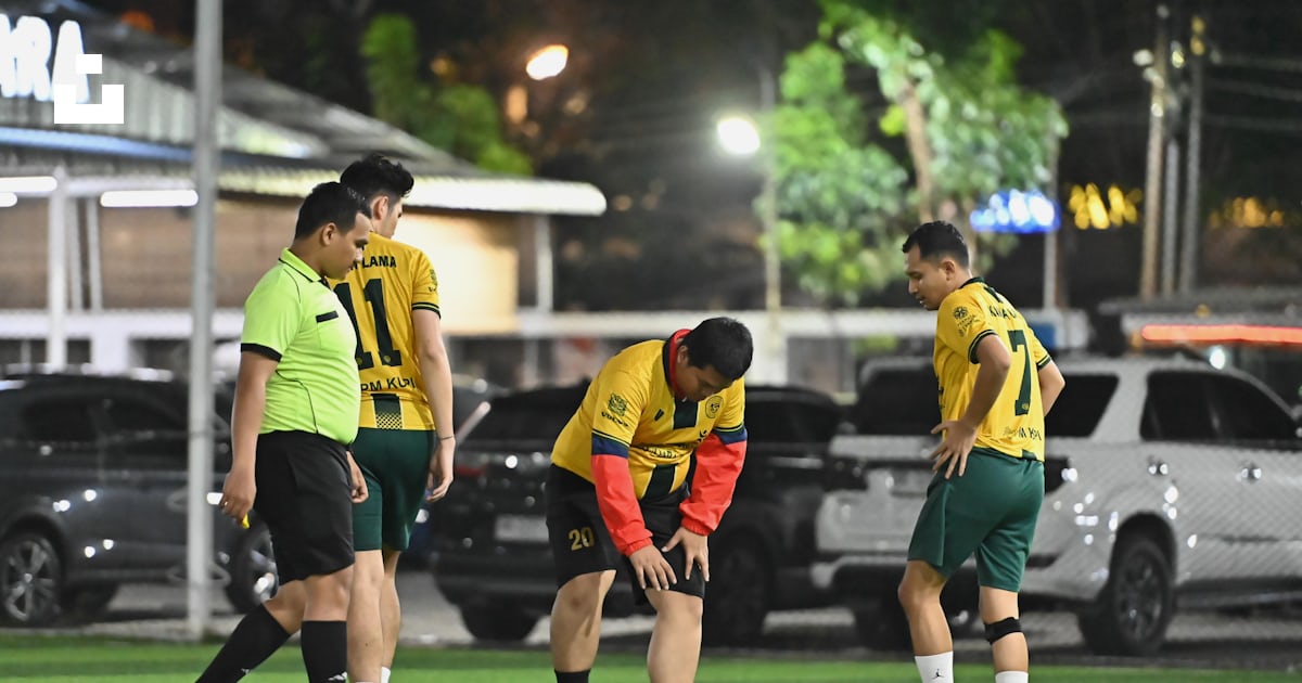 한 무리의 젊은이들이 축구 경기를 하고 있다 사진 Unsplash의 무료 반바지 이미지