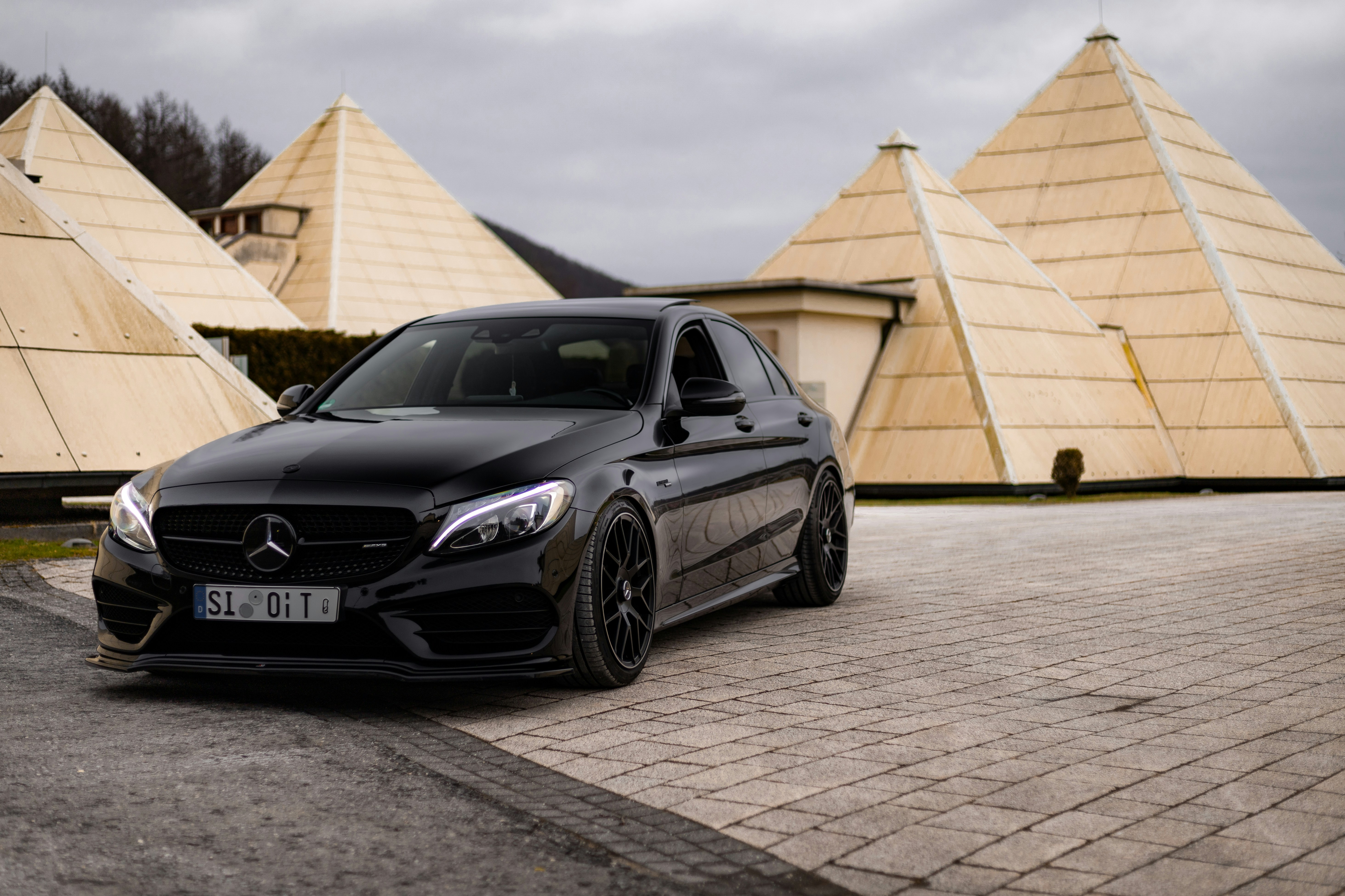 A car parked in front of a group of pyramids photo – Free Sportwagen ...