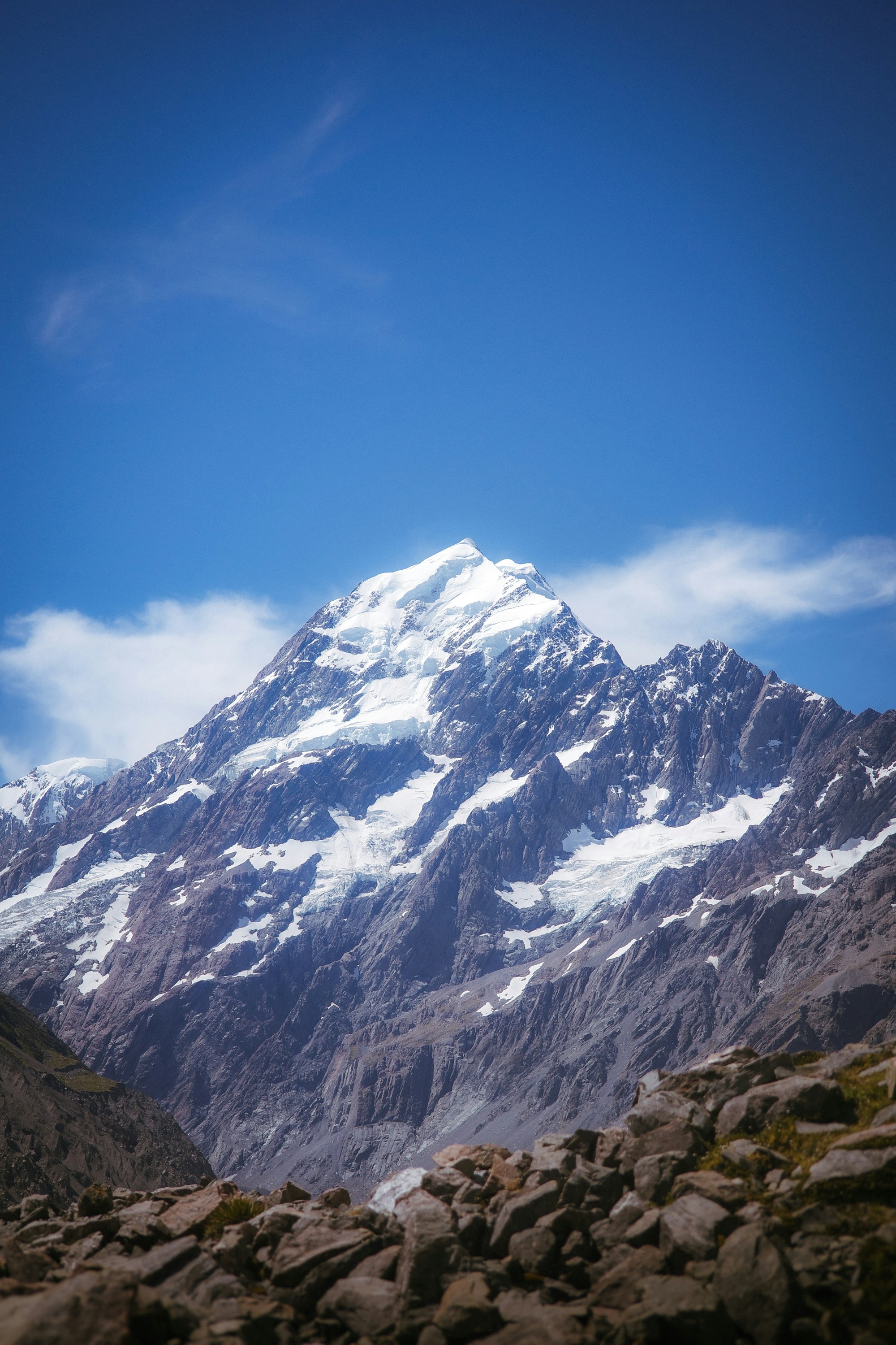 Ein Berg mit Schnee darauf und Felsen im Vordergrund Foto – Kostenloses ...