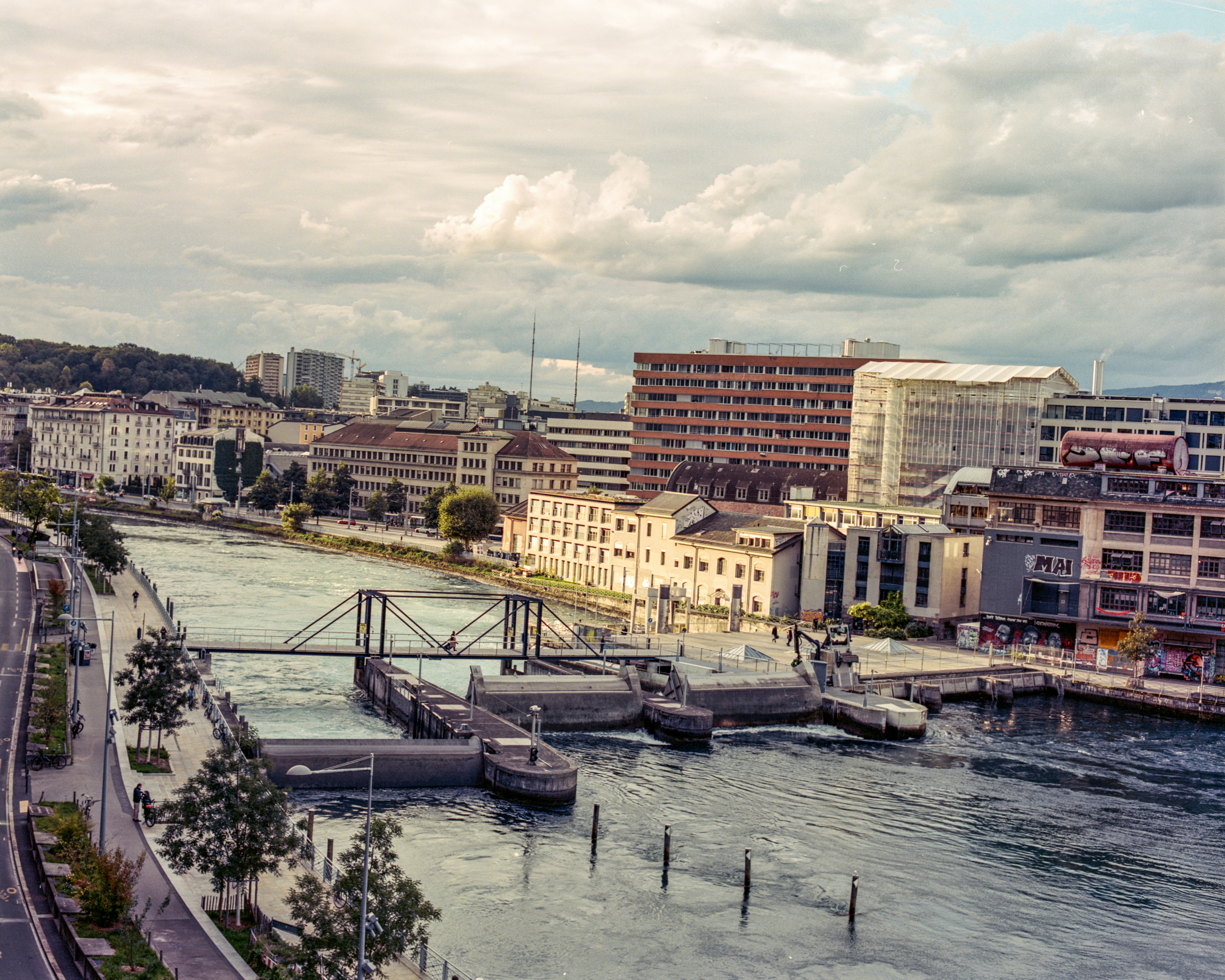 A river running through a city next to tall buildings photo – Free ...