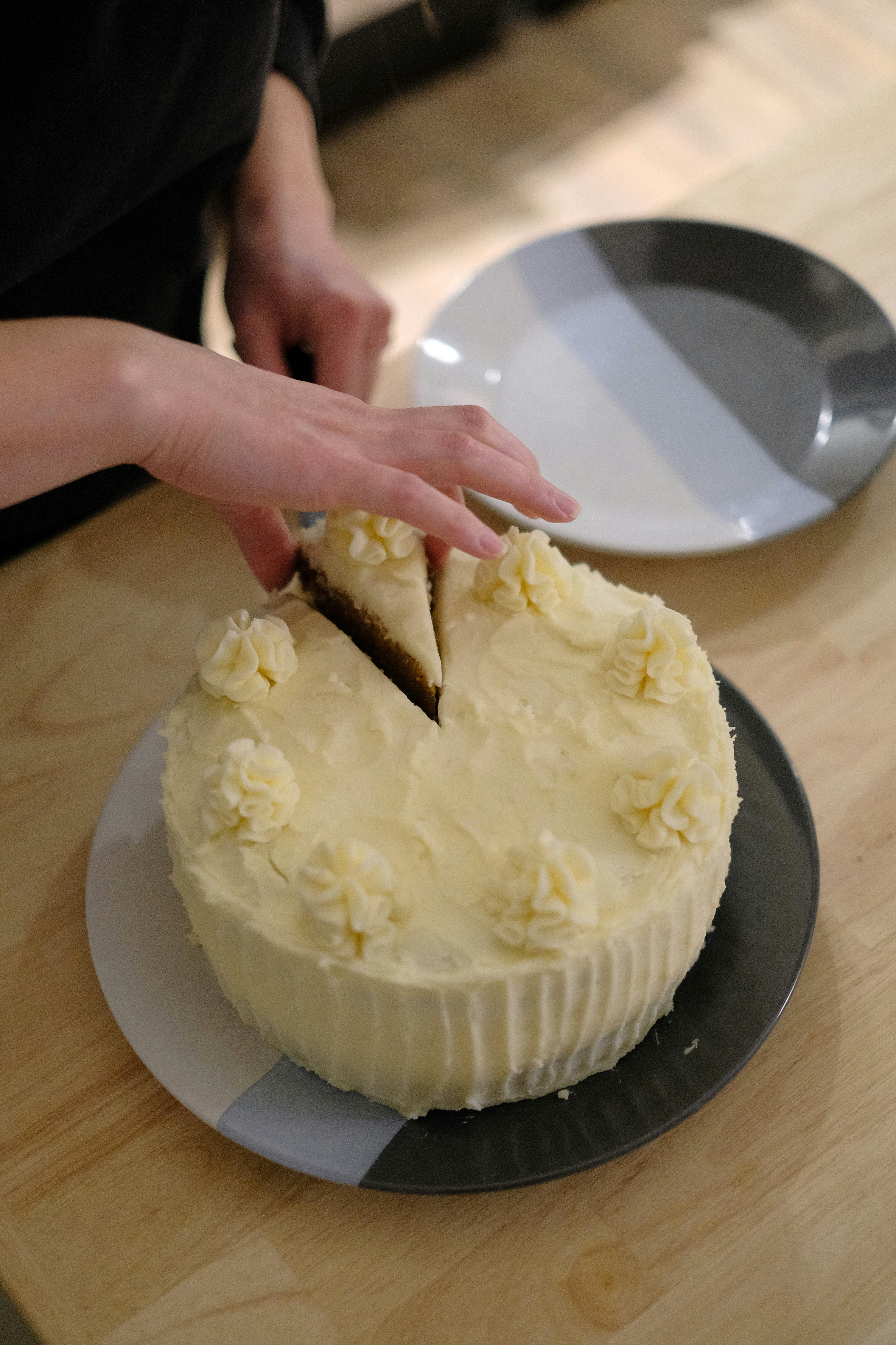 A person cutting a cake with a knife photo – Free Food Image on Unsplash